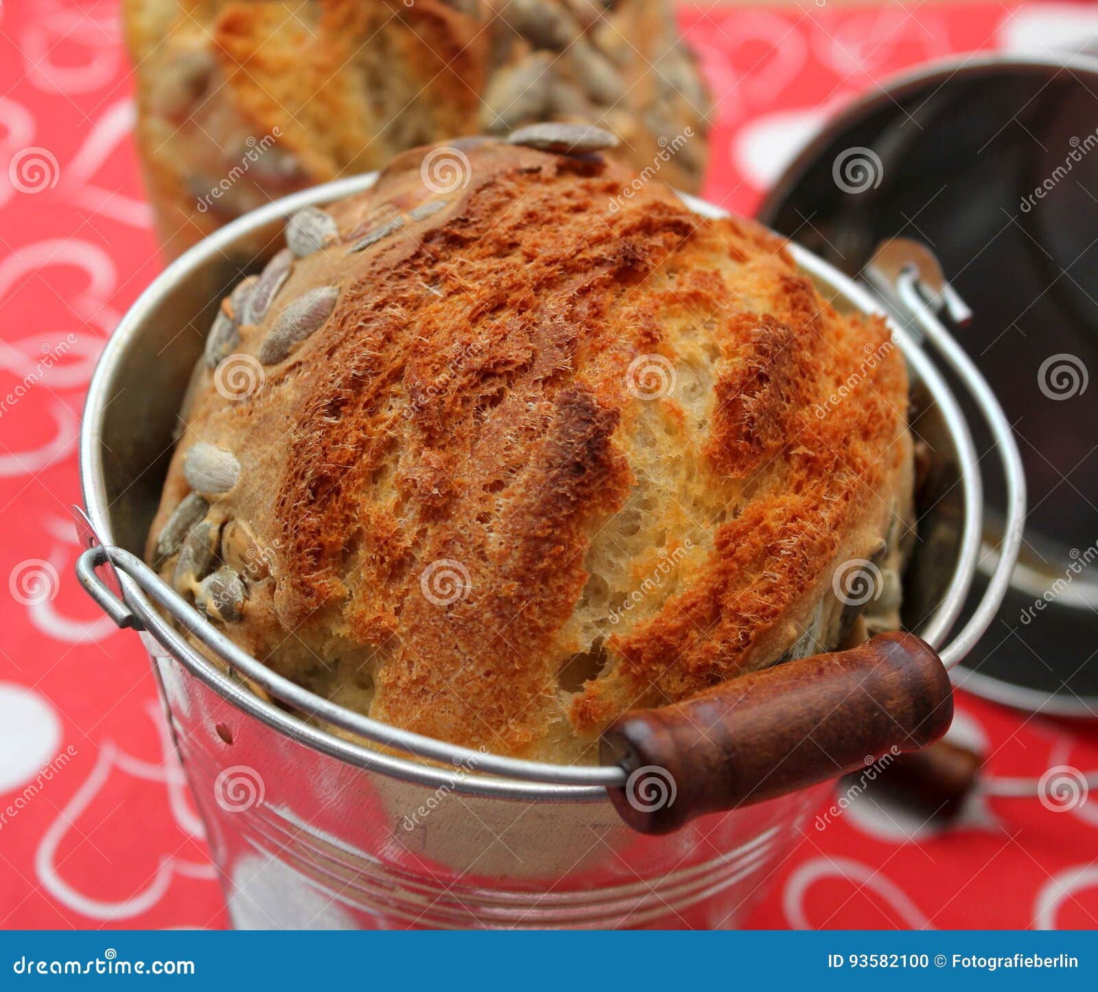 Pan en un cubo foto de archivo. Imagen de coma, bocado - 93582100