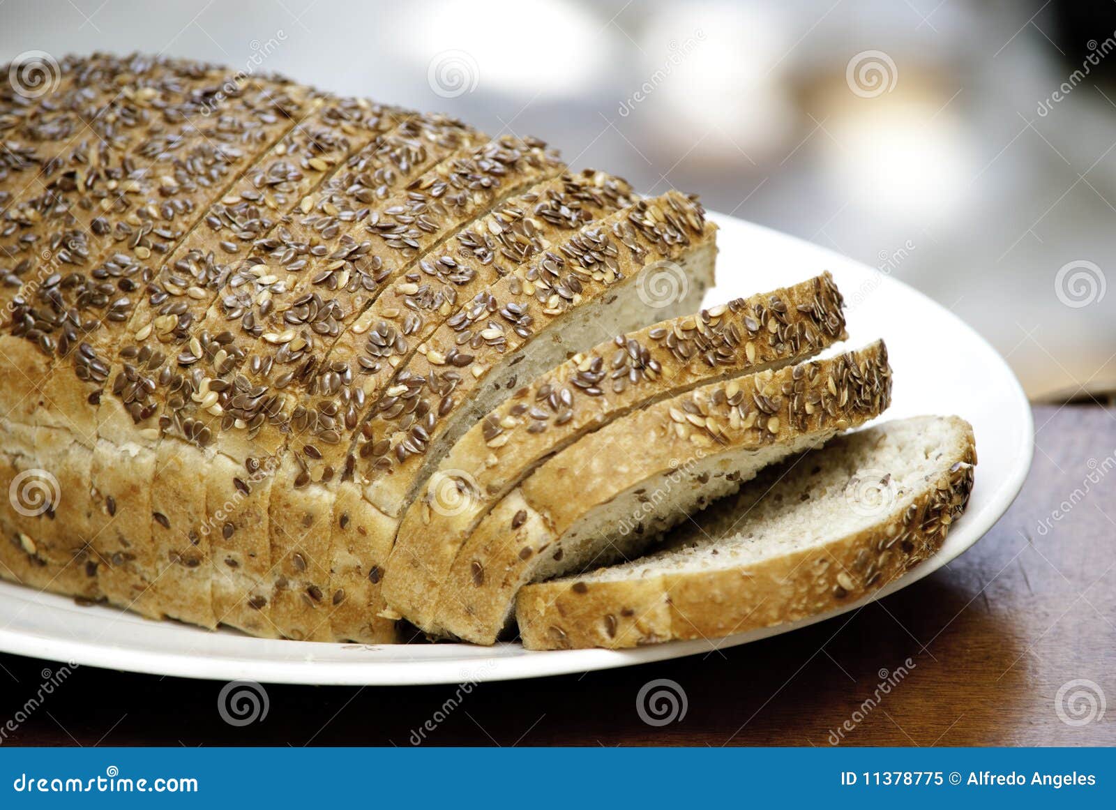 Pan entero de los granos imagen de archivo. Imagen de salud - 11378775