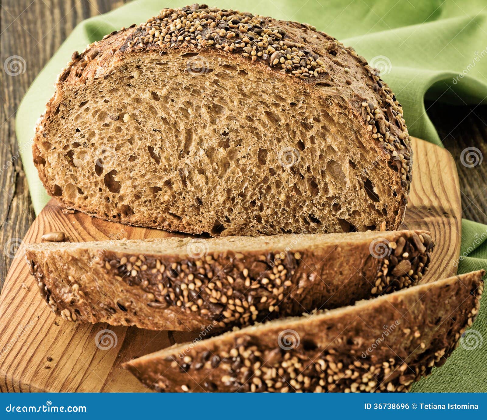 Pan entero del grano foto de archivo. Imagen de verde - 36738696