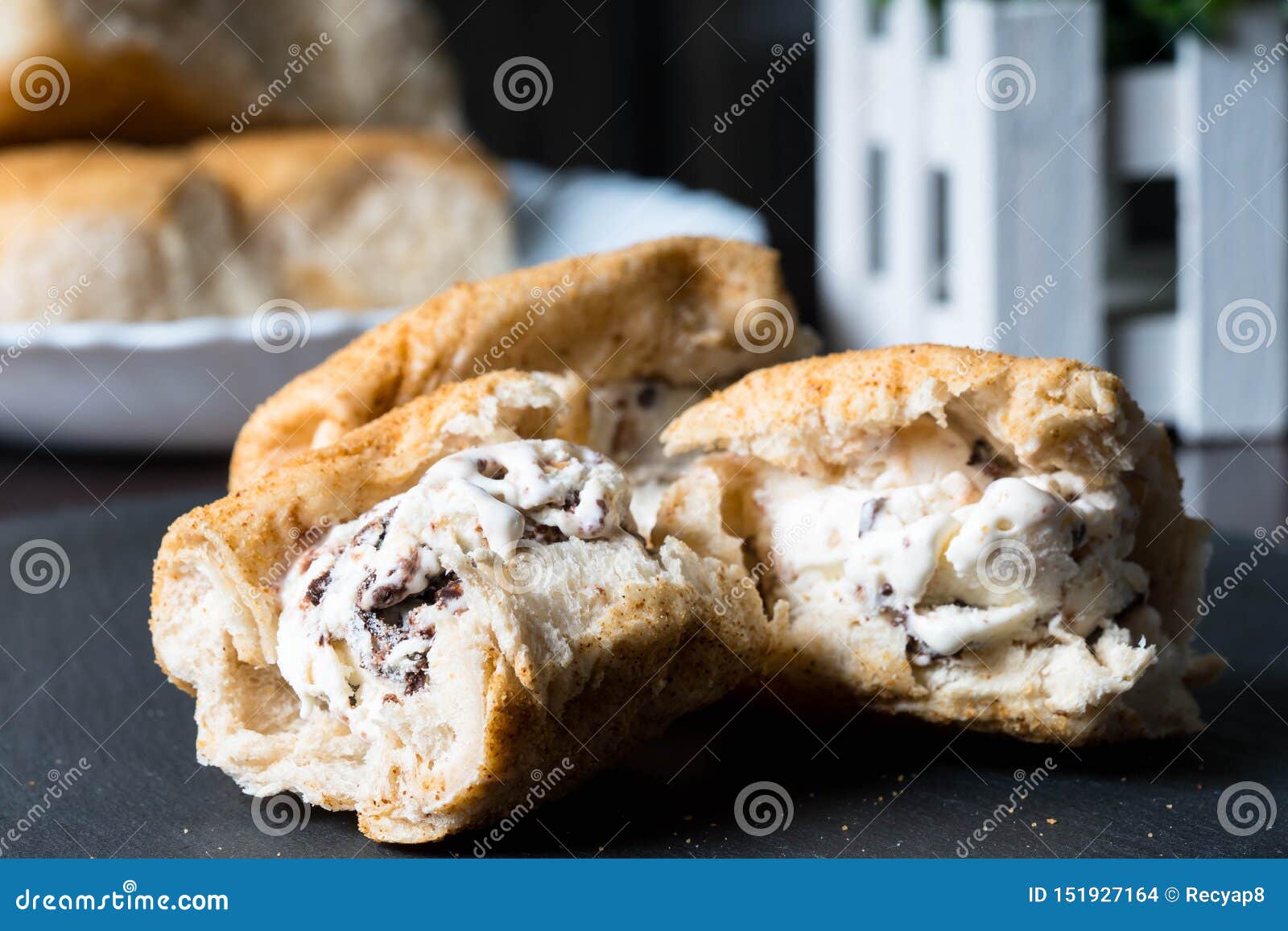 Pan filipino con helado foto de archivo. Imagen de emparedado - 151927164