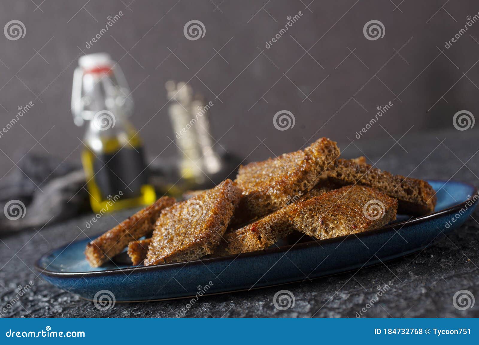 Pan frito foto de archivo. Imagen de albahaca, delicioso - 184732768