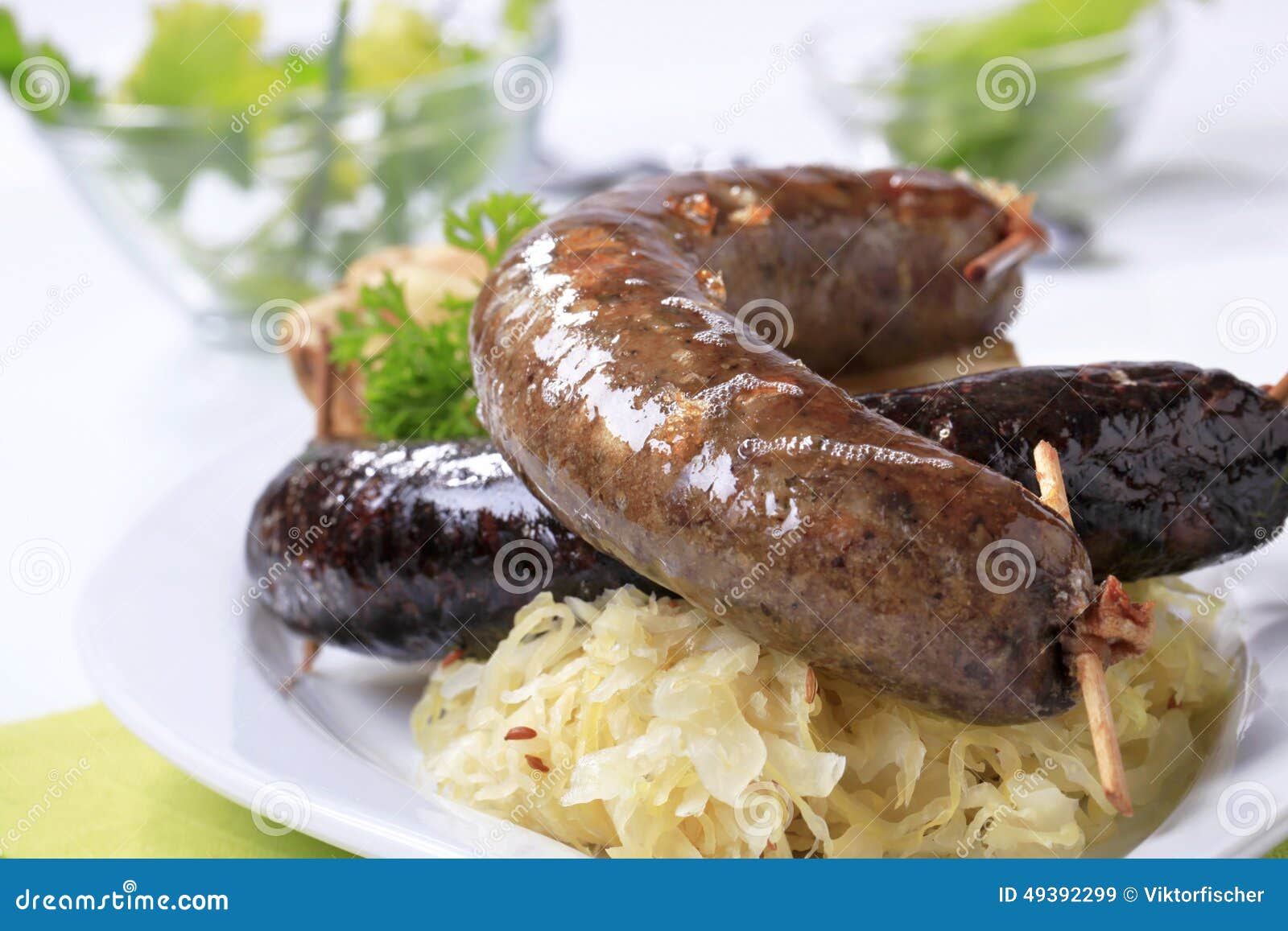 Pan Gebraden Worsten Met Zuurkool Stock Afbeelding - Image of maaltijd ...