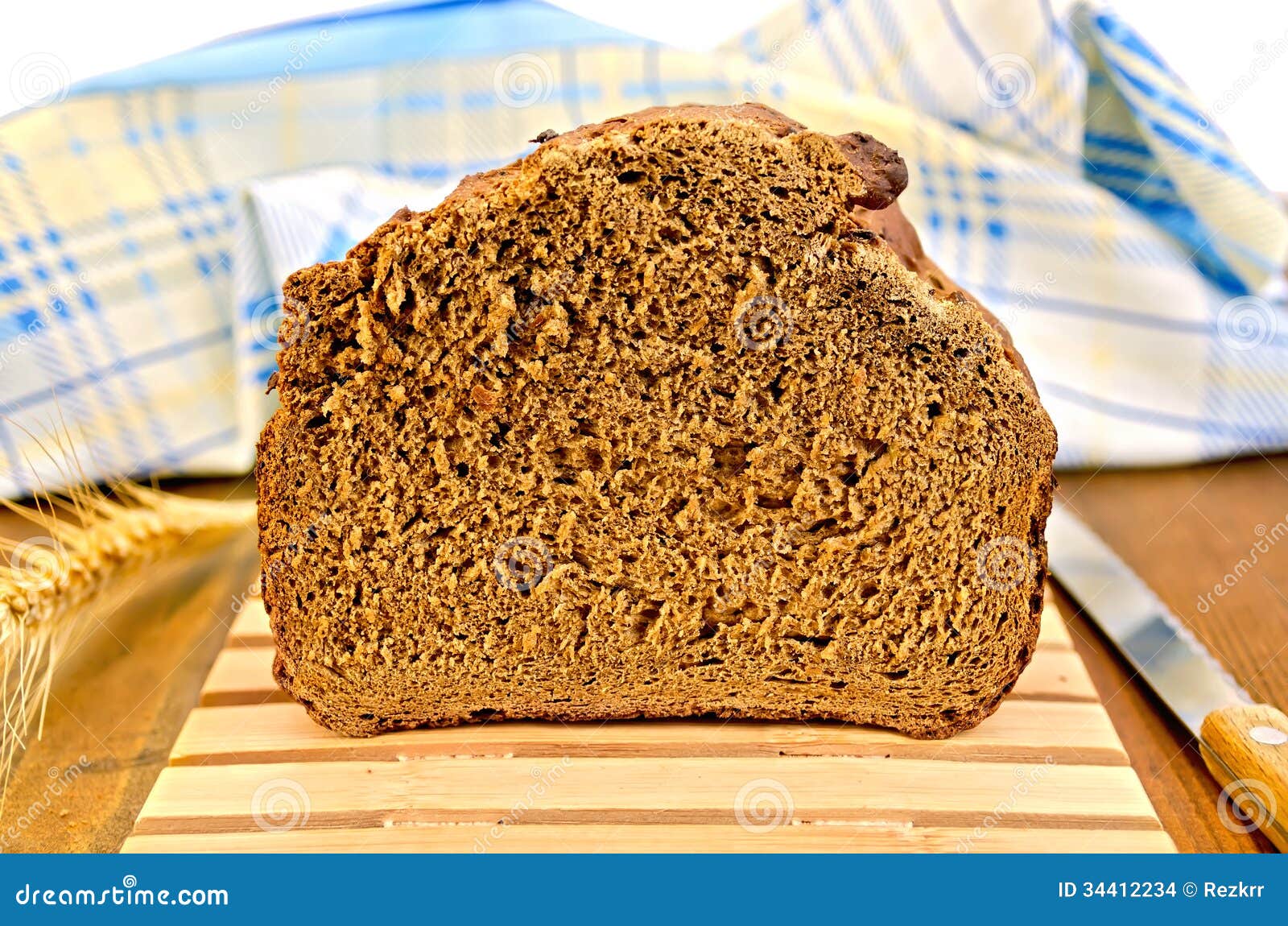 Pan Hecho En Casa De Rye En Un Soporte De Madera Foto de archivo ...