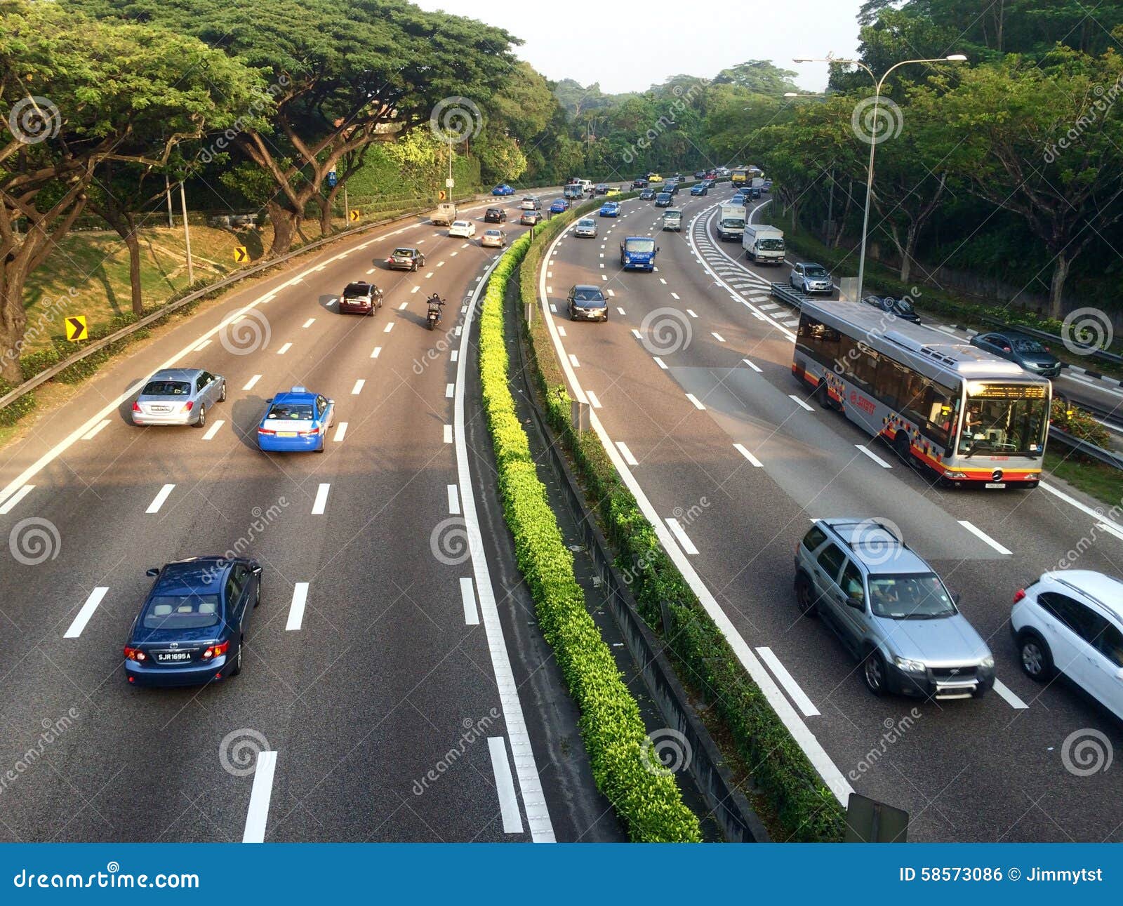 Pan Island Expressway editorial photo. Image of divider - 58573086