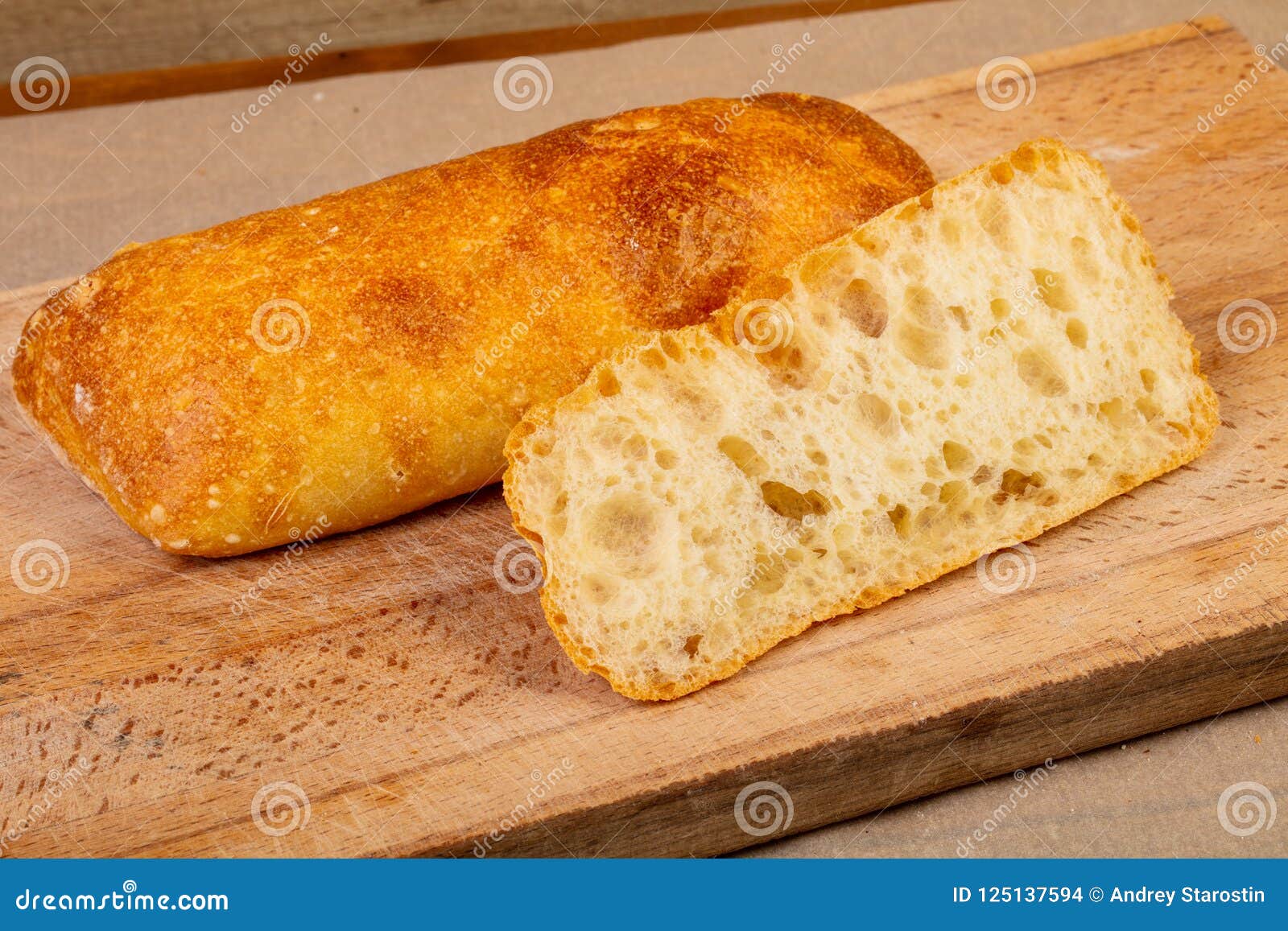 Pan italiano del ciabatta foto de archivo. Imagen de madera - 125137594