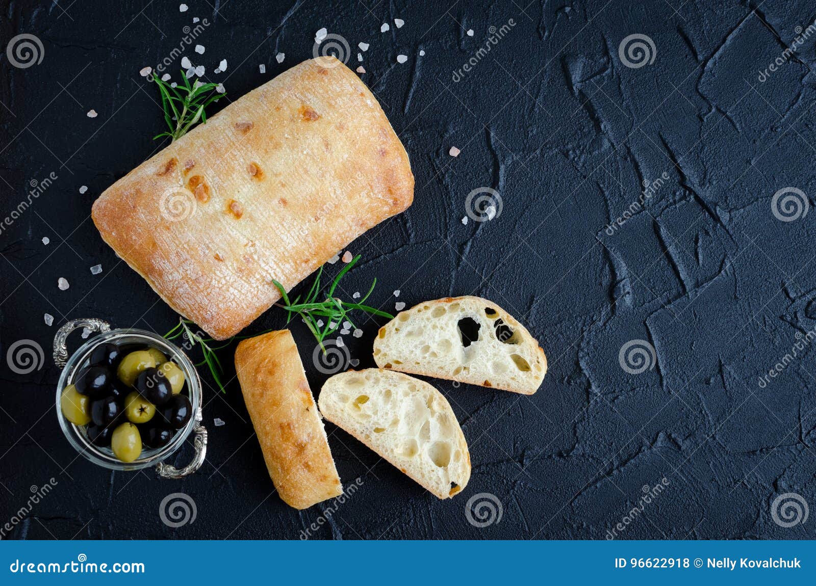 Pan italiano del ciabatta foto de archivo. Imagen de cereal - 96622918