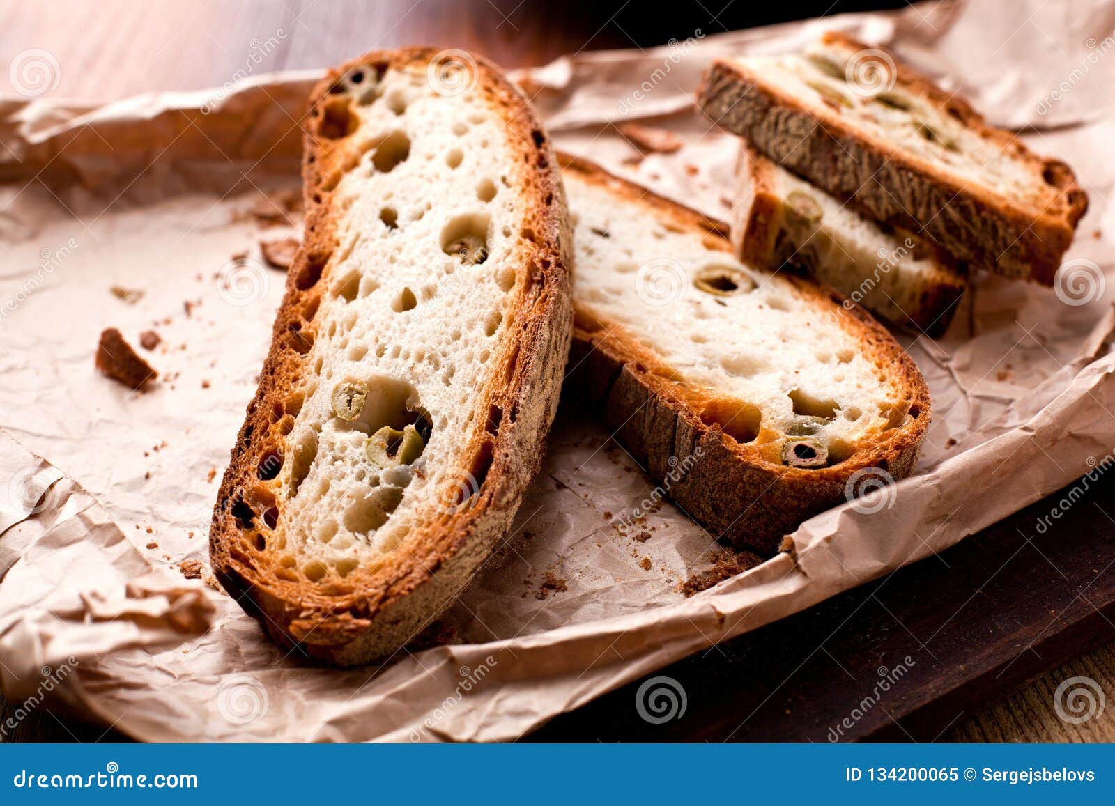 Pan Italiano Del Estilo Con Las Aceitunas Imagen de archivo - Imagen de ...