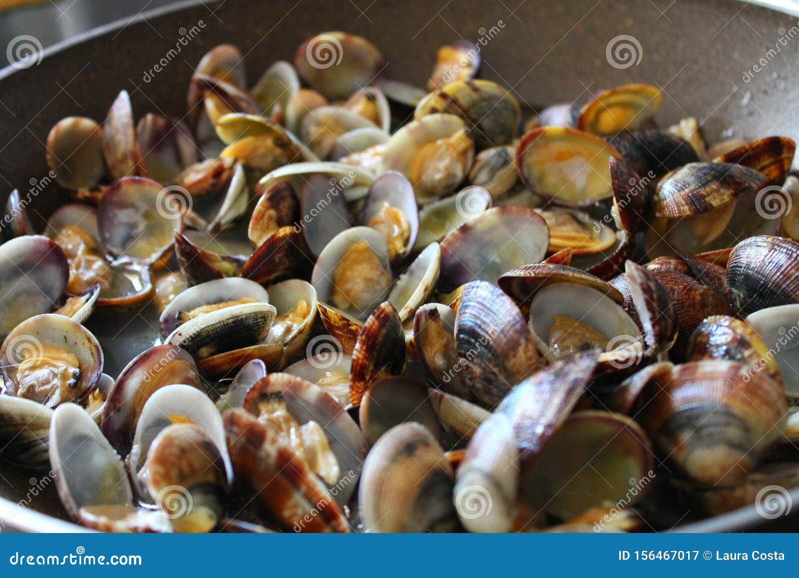 Pan Lleno De Almejas Sabrosas Imagen de archivo - Imagen de primer ...