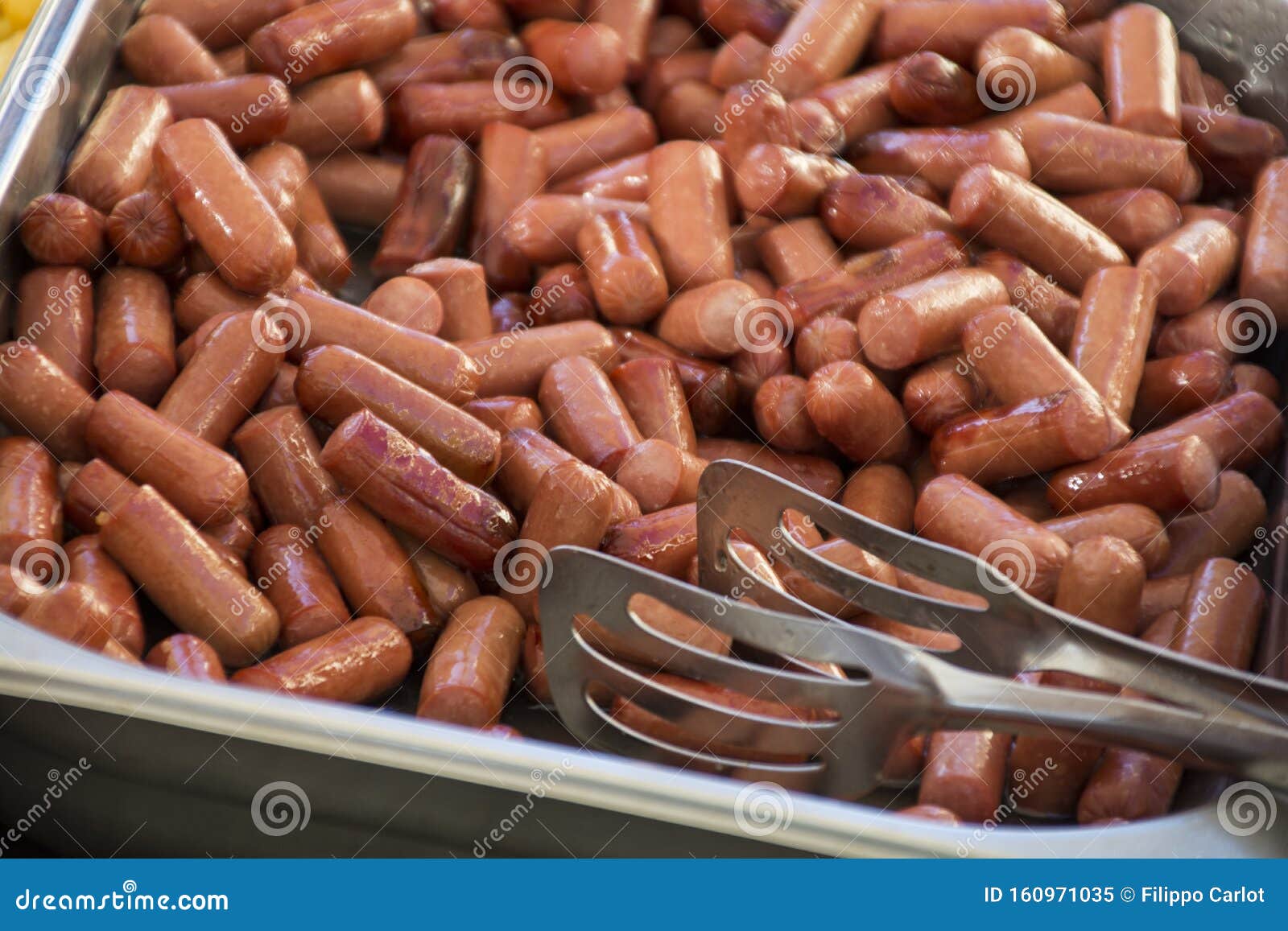 Pan lleno de salchichas imagen de archivo. Imagen de cena - 160971035