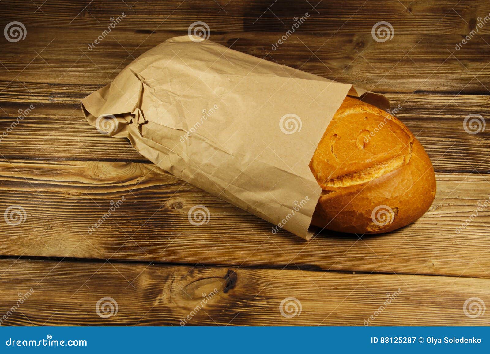 Pan Lleno En Documento Sobre La Tabla De Madera Imagen de archivo ...