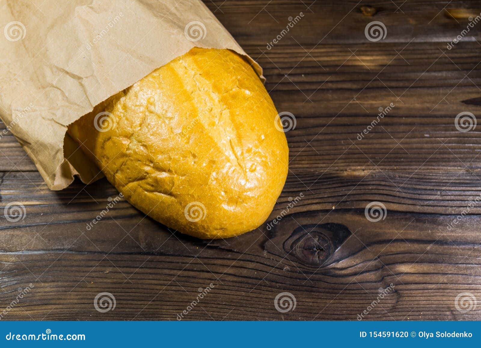 Pan Lleno En Documento Sobre La Tabla De Madera Foto de archivo ...
