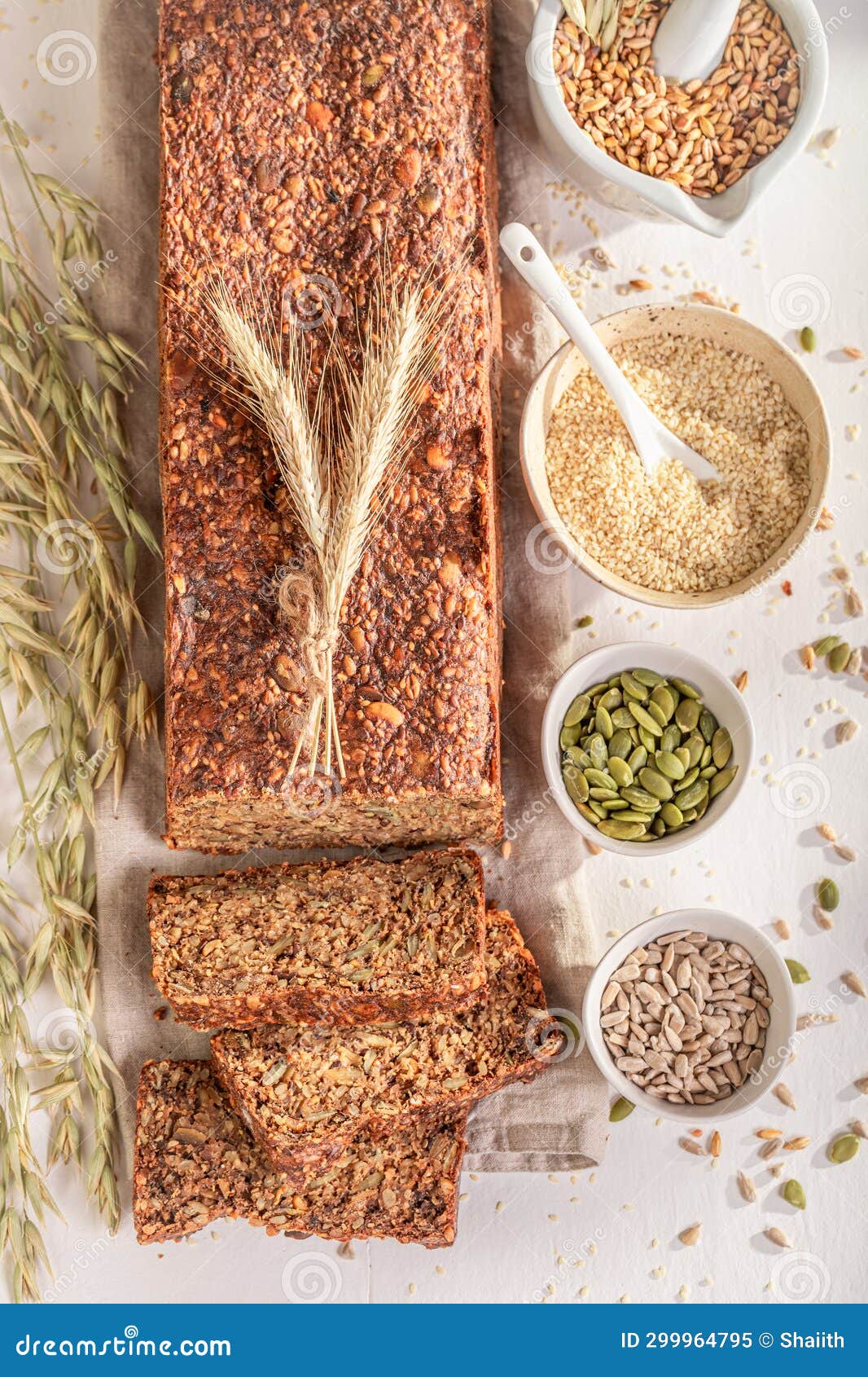 Pan Multigrano De Pan Integral Con Grano Y Orejas Imagen de archivo ...