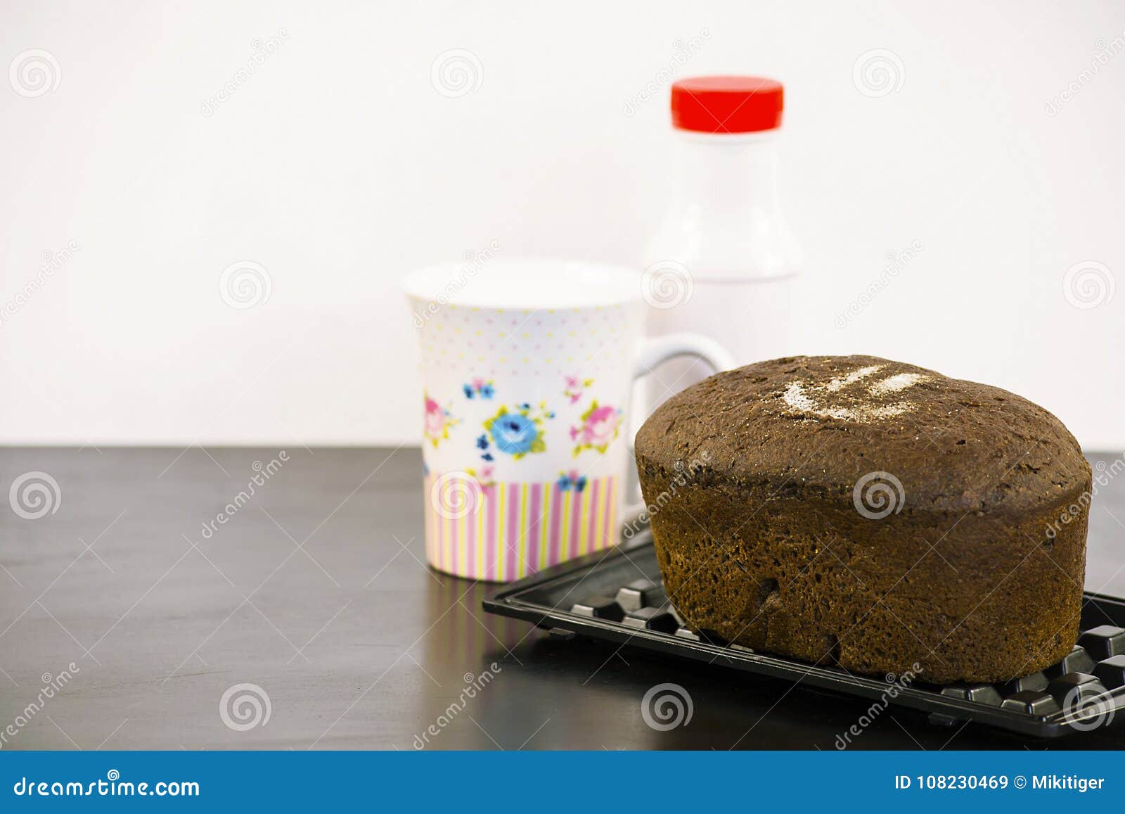 Pan Negro Con La Harina Integral Imagen de archivo - Imagen de original ...