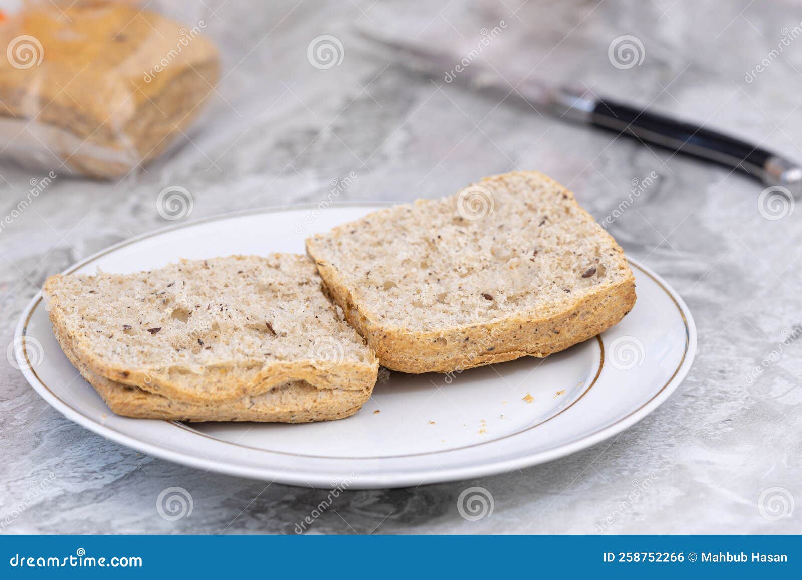 Pan Oscuro Rebanado Servido En El Plato Foto de archivo - Imagen de ...