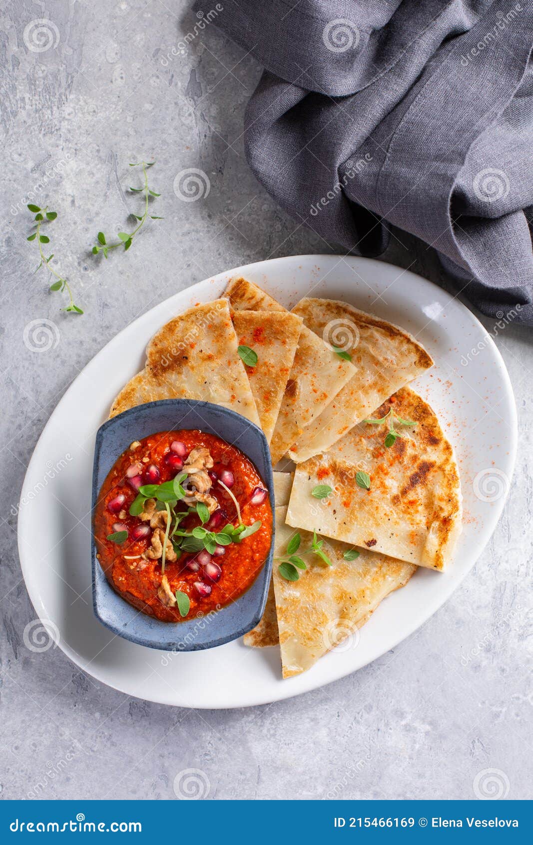 Pan Plano Servido Con Salsa Picante Imagen de archivo - Imagen de ...