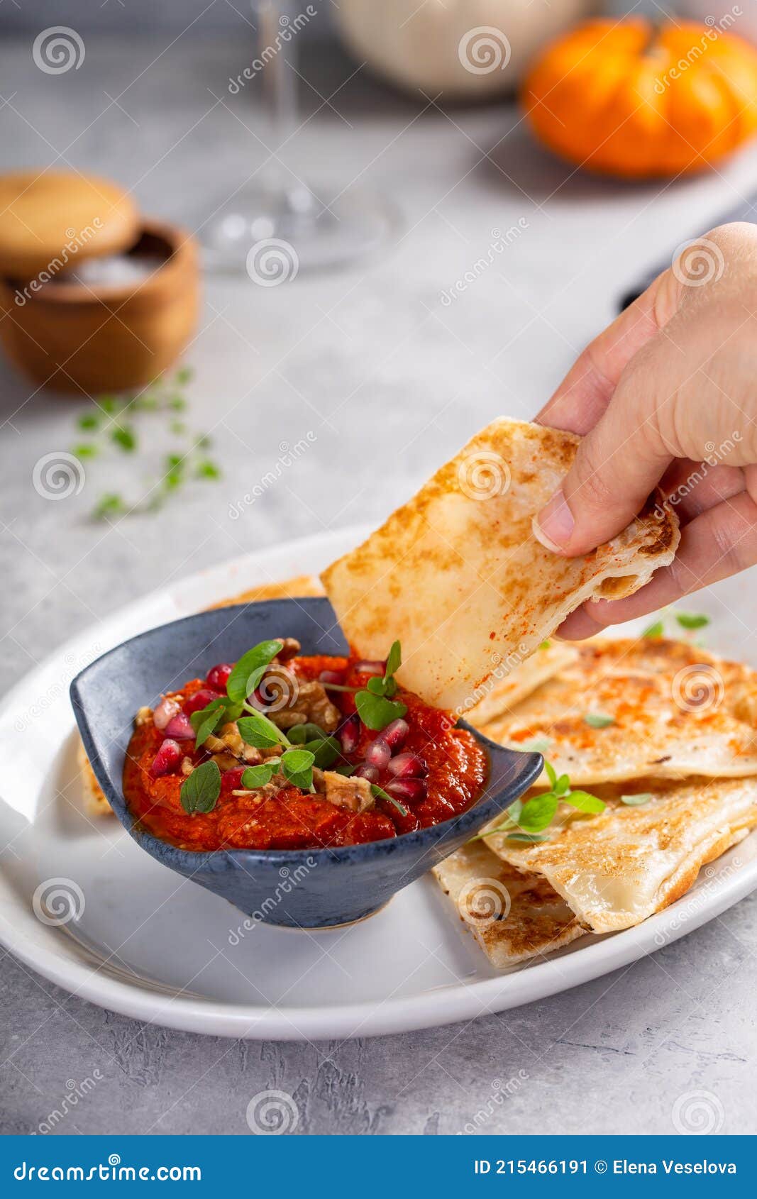 Pan Plano Servido Con Salsa Picante Imagen de archivo - Imagen de ...