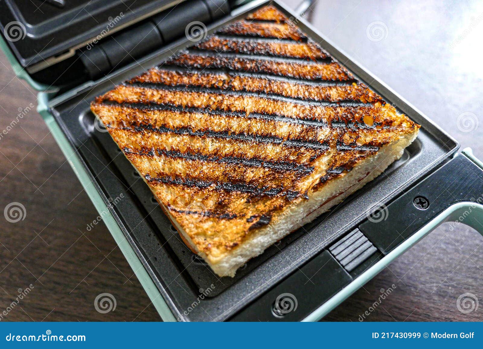 Pan Quemado De Sandwich Maker. Imagen de archivo - Imagen de blanco ...