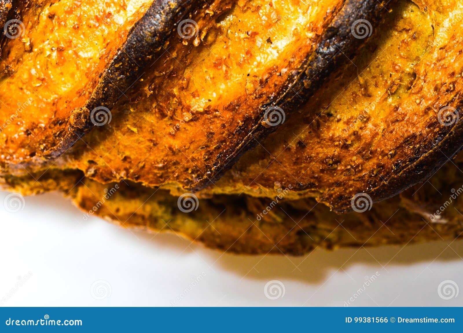 Pan Quemado En El Fondo Blanco Foto de archivo - Imagen de comer ...