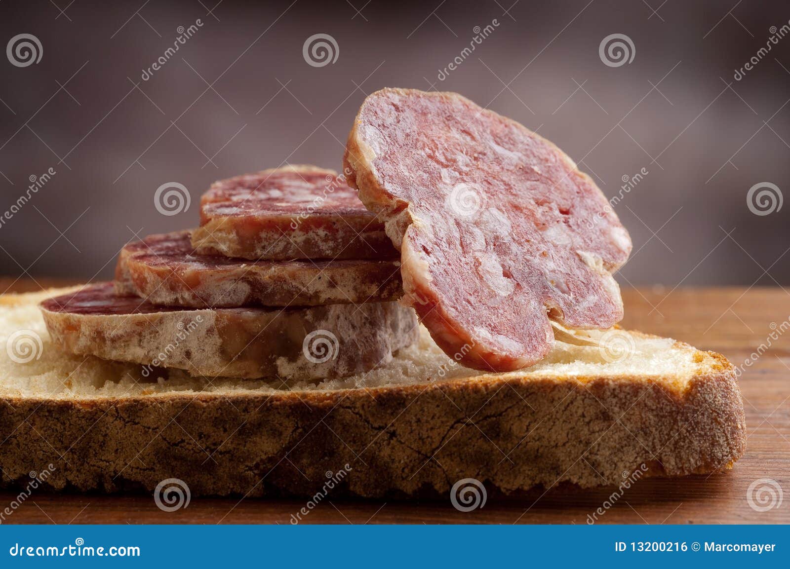 Pan rebanado con el salami foto de archivo. Imagen de diversidad - 13200216