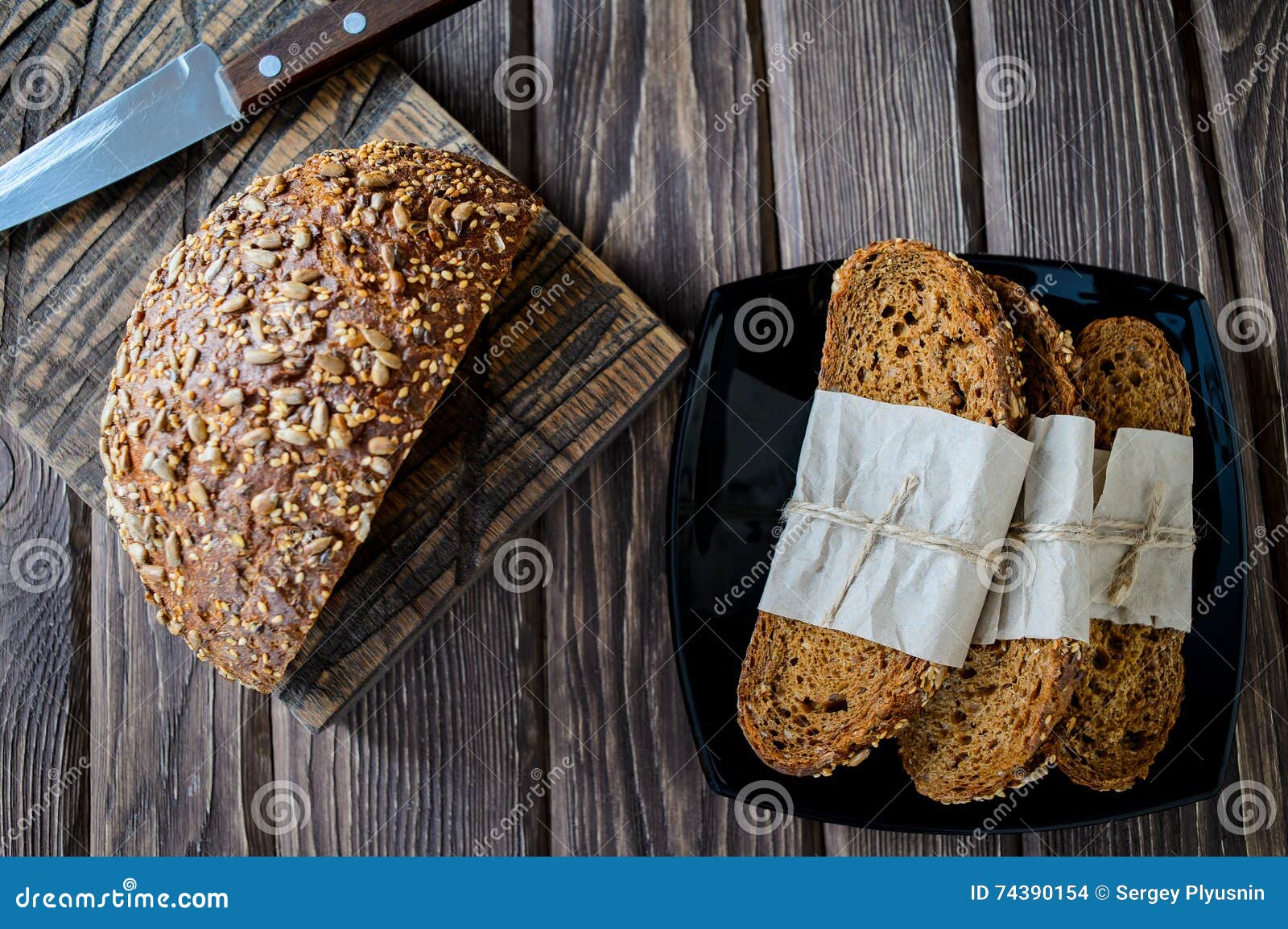 Pan Recientemente Cocido Del Multigrain Foto de archivo - Imagen de ...
