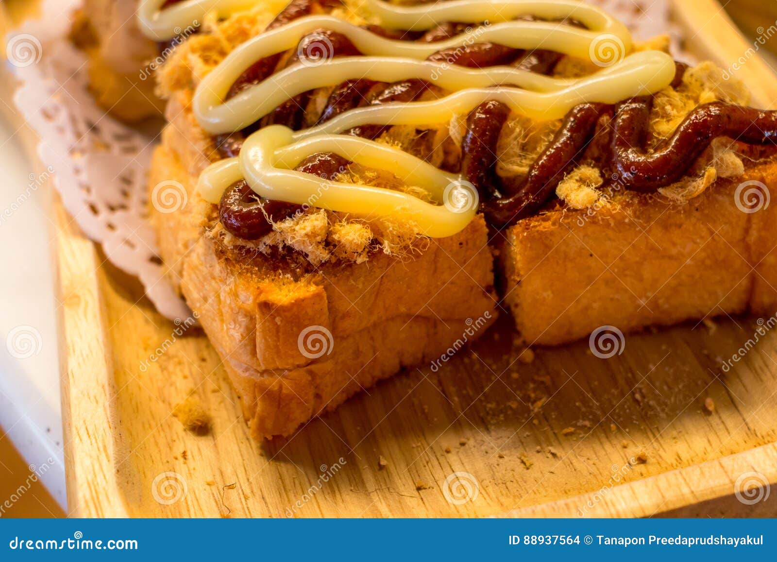 Pan rematado con mayonesa foto de archivo. Imagen de desayuno - 88937564