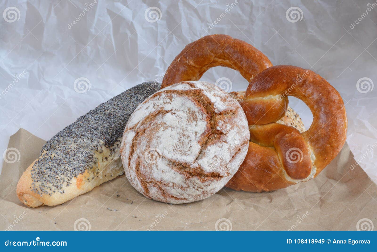 Pan, rollo y pretzel imagen de archivo. Imagen de revuelto - 108418949