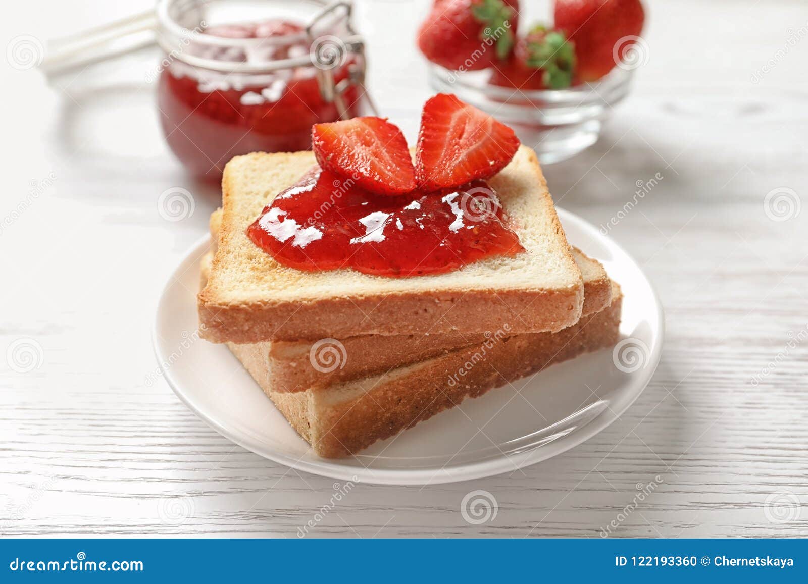 Pan Sabroso De La Tostada Con La Mermelada De Fresa Foto de archivo ...