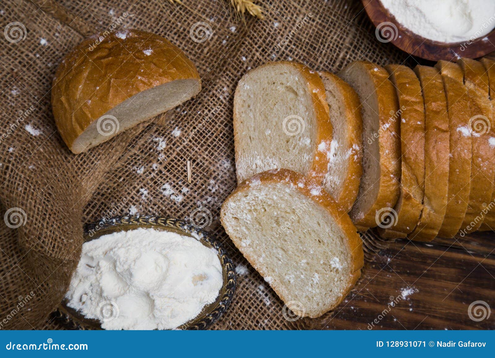Pan Sabroso Y Delicioso Cortado Blanco Imagen de archivo - Imagen de ...