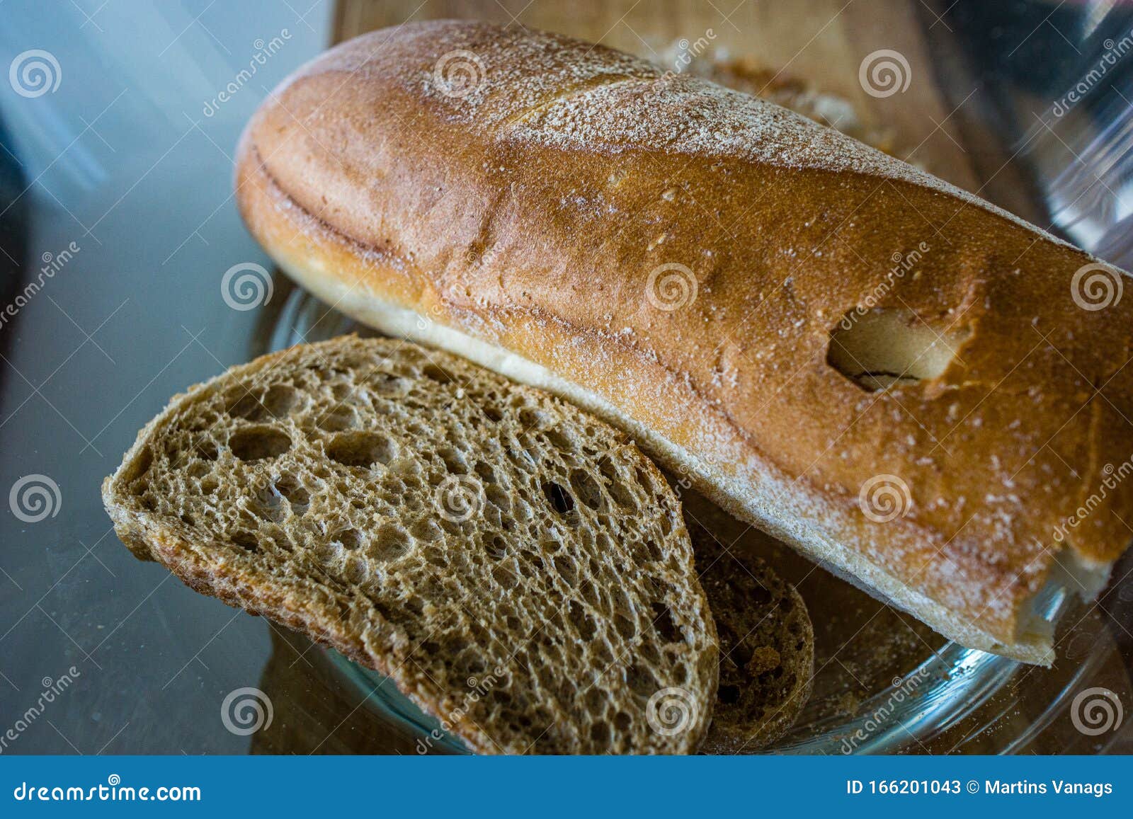 Pan seco en la mesa imagen de archivo. Imagen de cereal - 166201043