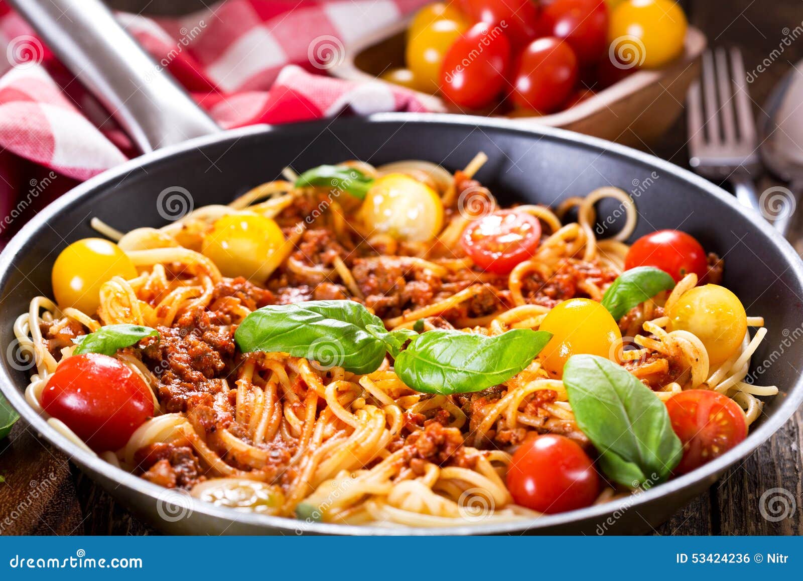 Pan with Spaghetti Bolognese Stock Photo - Image of leaf, italian: 53424236