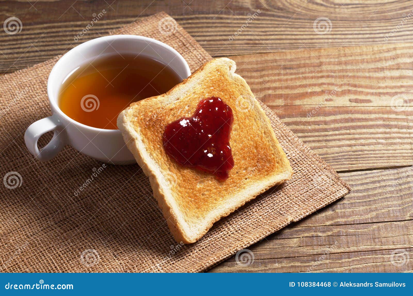 Pan Tostado Con El Atasco Y El Té Foto de archivo - Imagen de delicioso ...