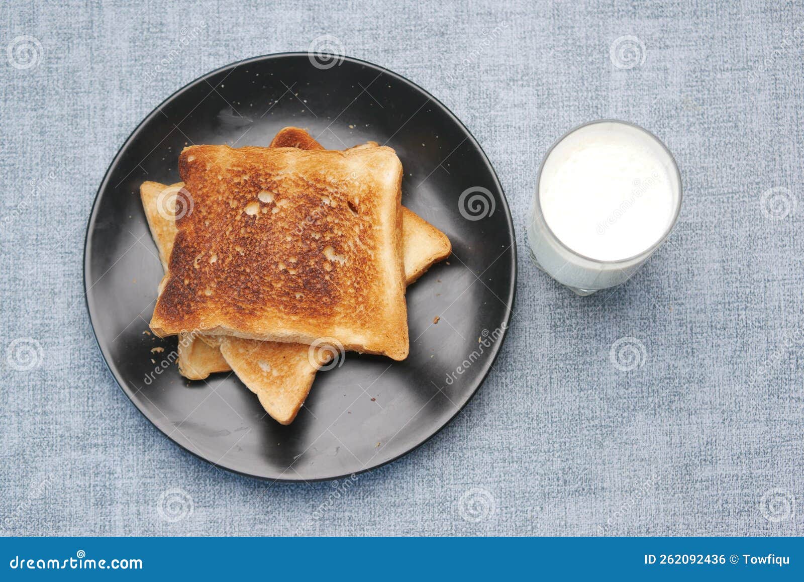 Pan Tostado Y Vaso De Leche En La Mesa Foto de archivo - Imagen de ...