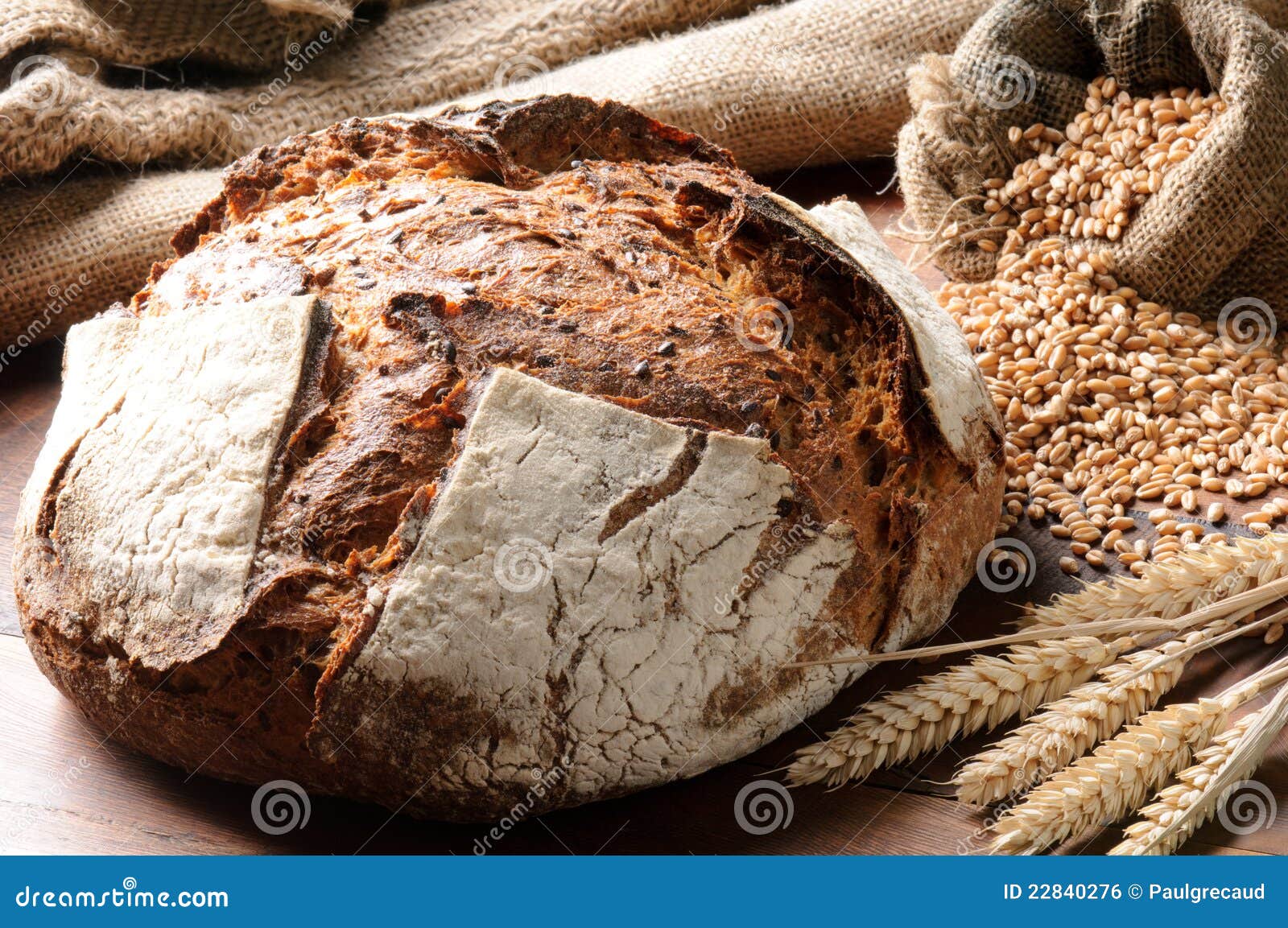 Pan Tradicional Recientemente Cocido Al Horno Foto de archivo - Imagen ...