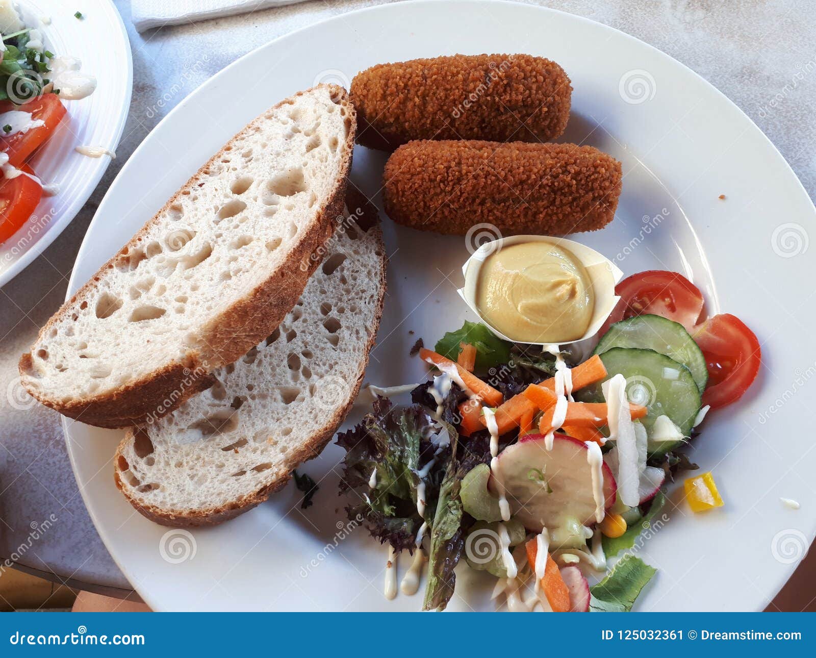 Pan y croqueta imagen de archivo. Imagen de perfectamente - 125032361