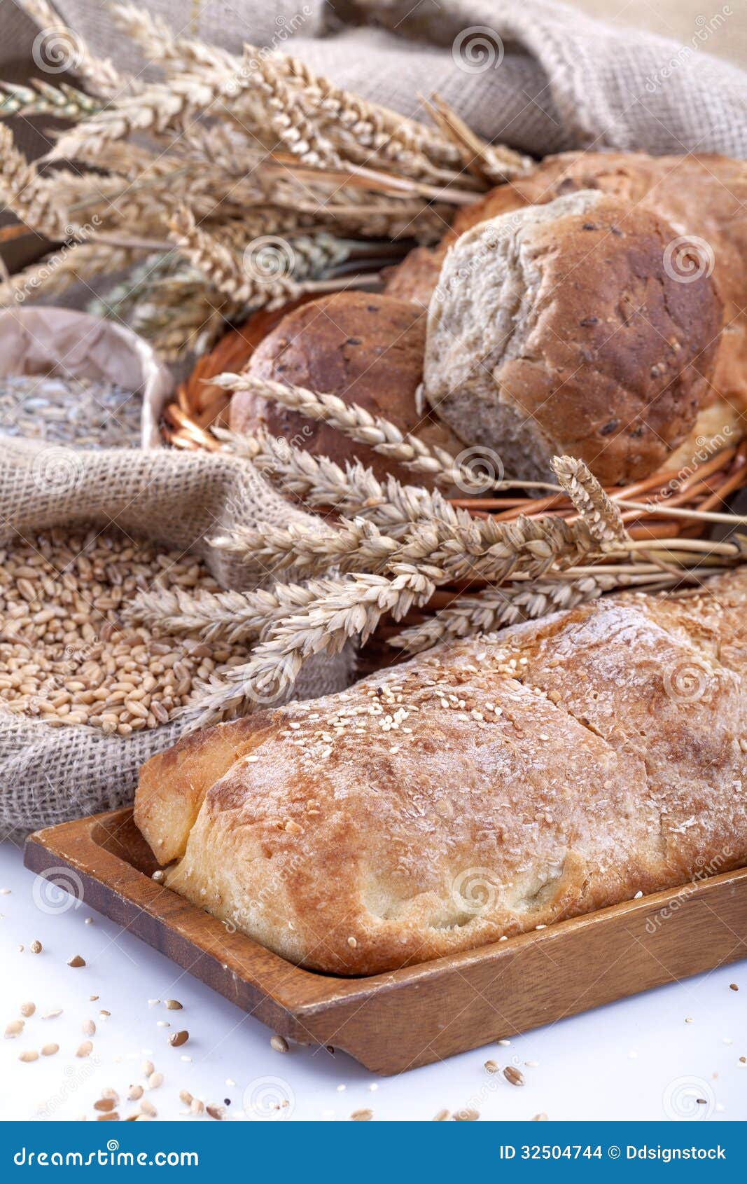 Pan y granos foto de archivo. Imagen de grano, comestible - 32504744