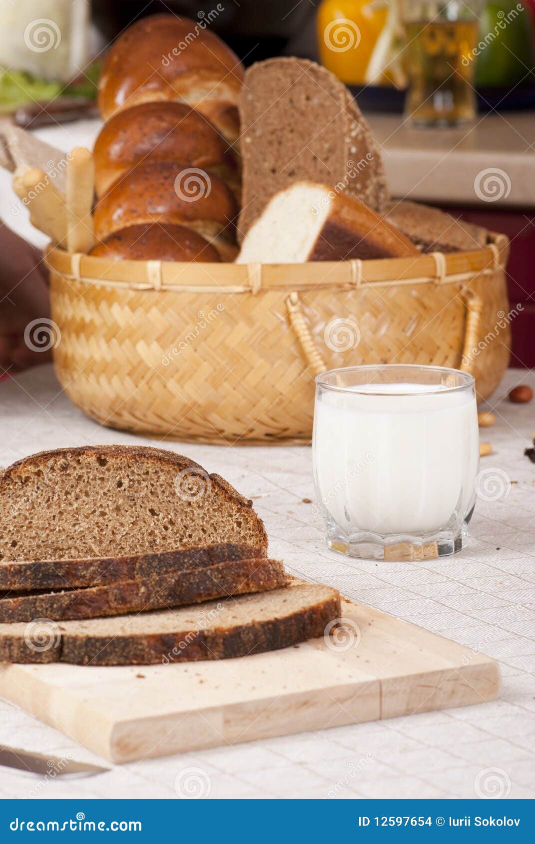 Pan y leche foto de archivo. Imagen de sano, dulce, bebida - 12597654