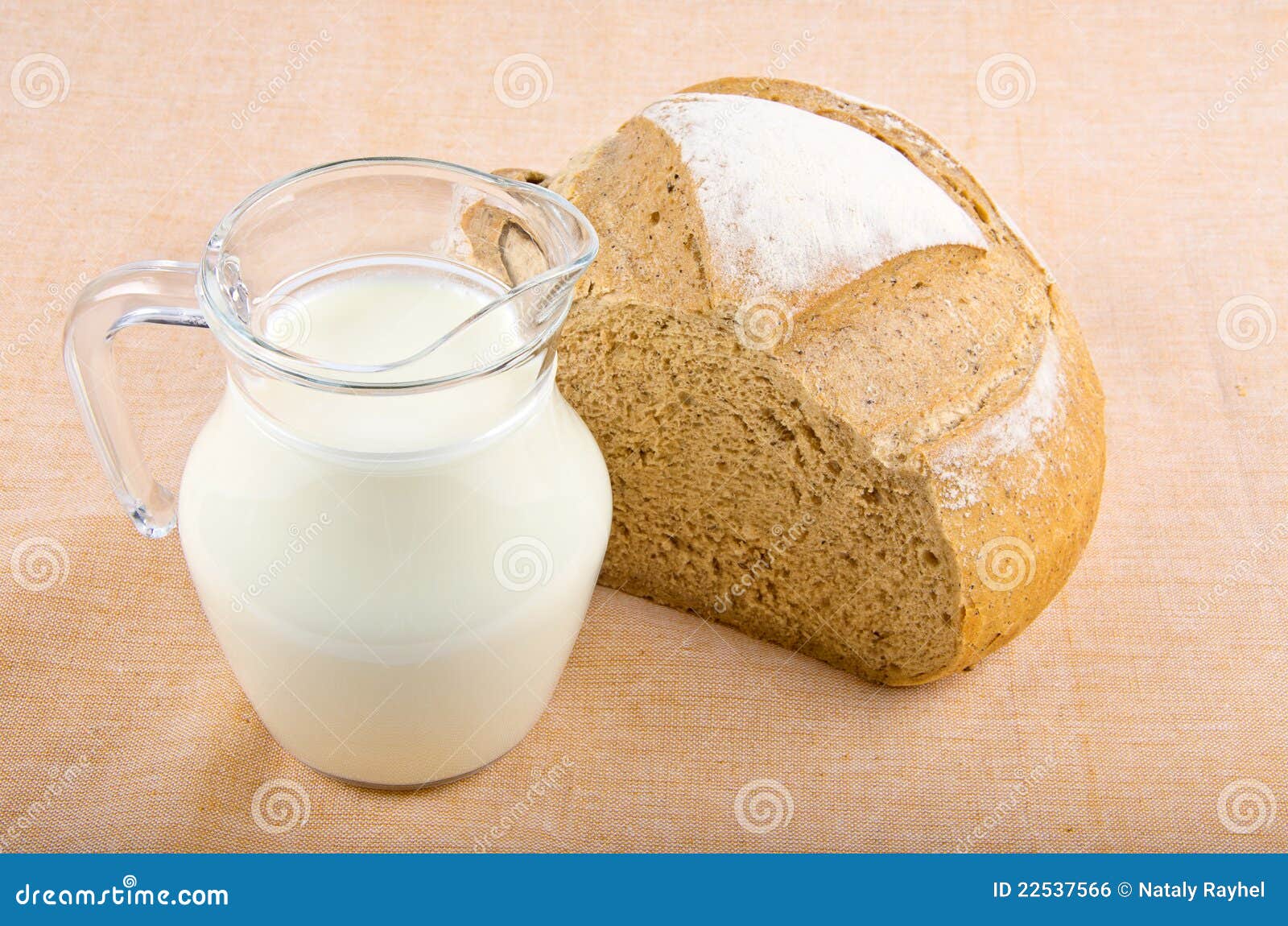 Pan y leche foto de archivo. Imagen de alimento, amarillo - 22537566