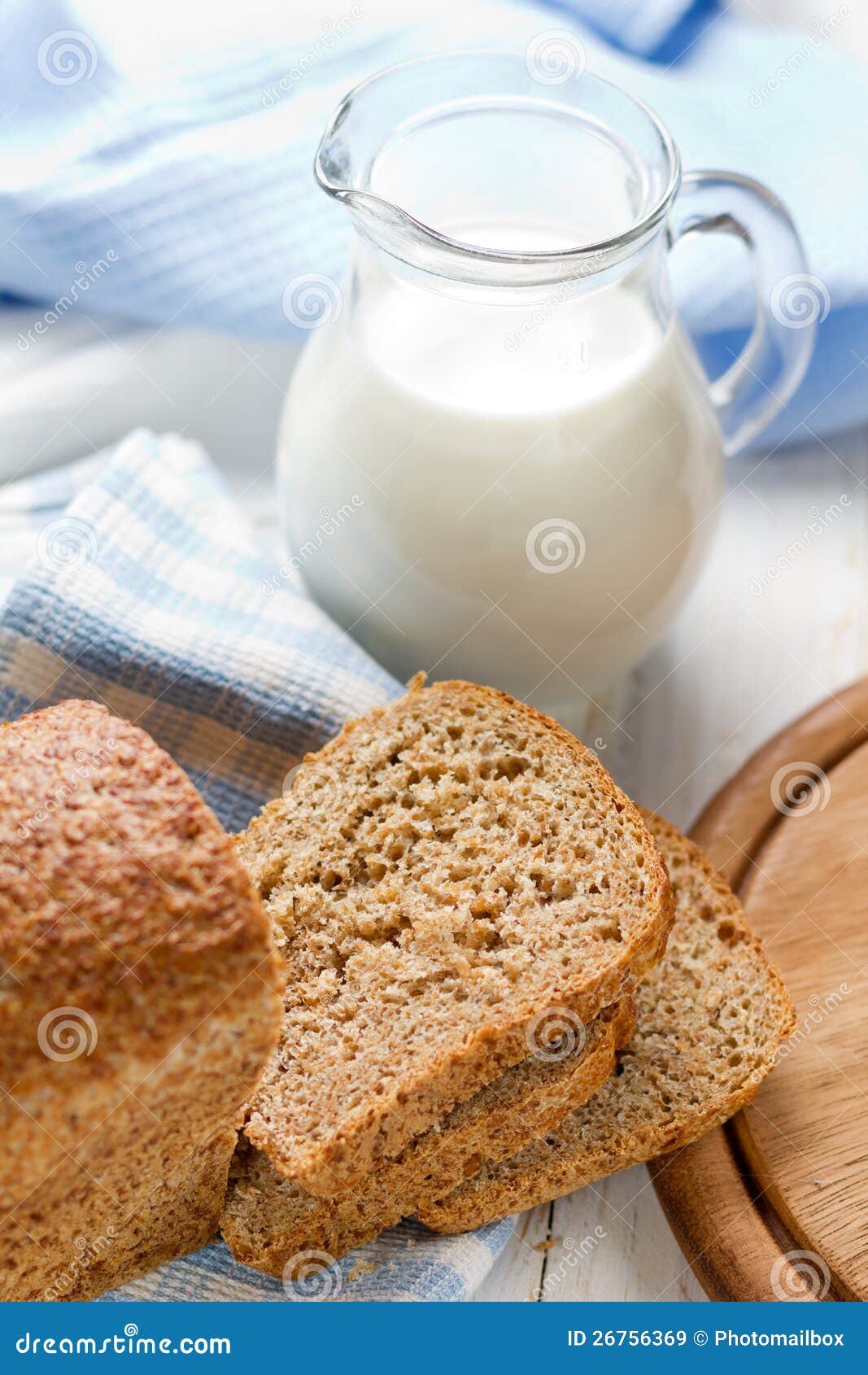 Pan y leche imagen de archivo. Imagen de salvado, salud - 26756369