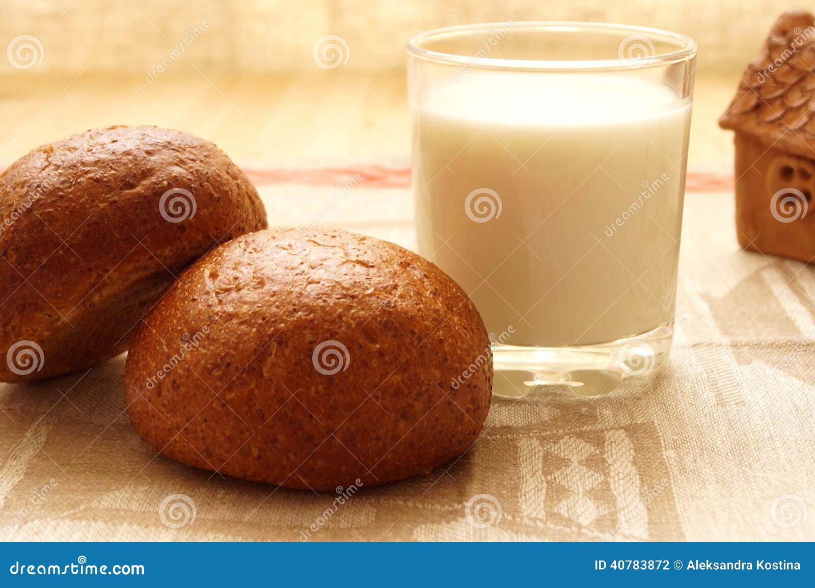 Pan y leche foto de archivo. Imagen de taza, productos - 40783872