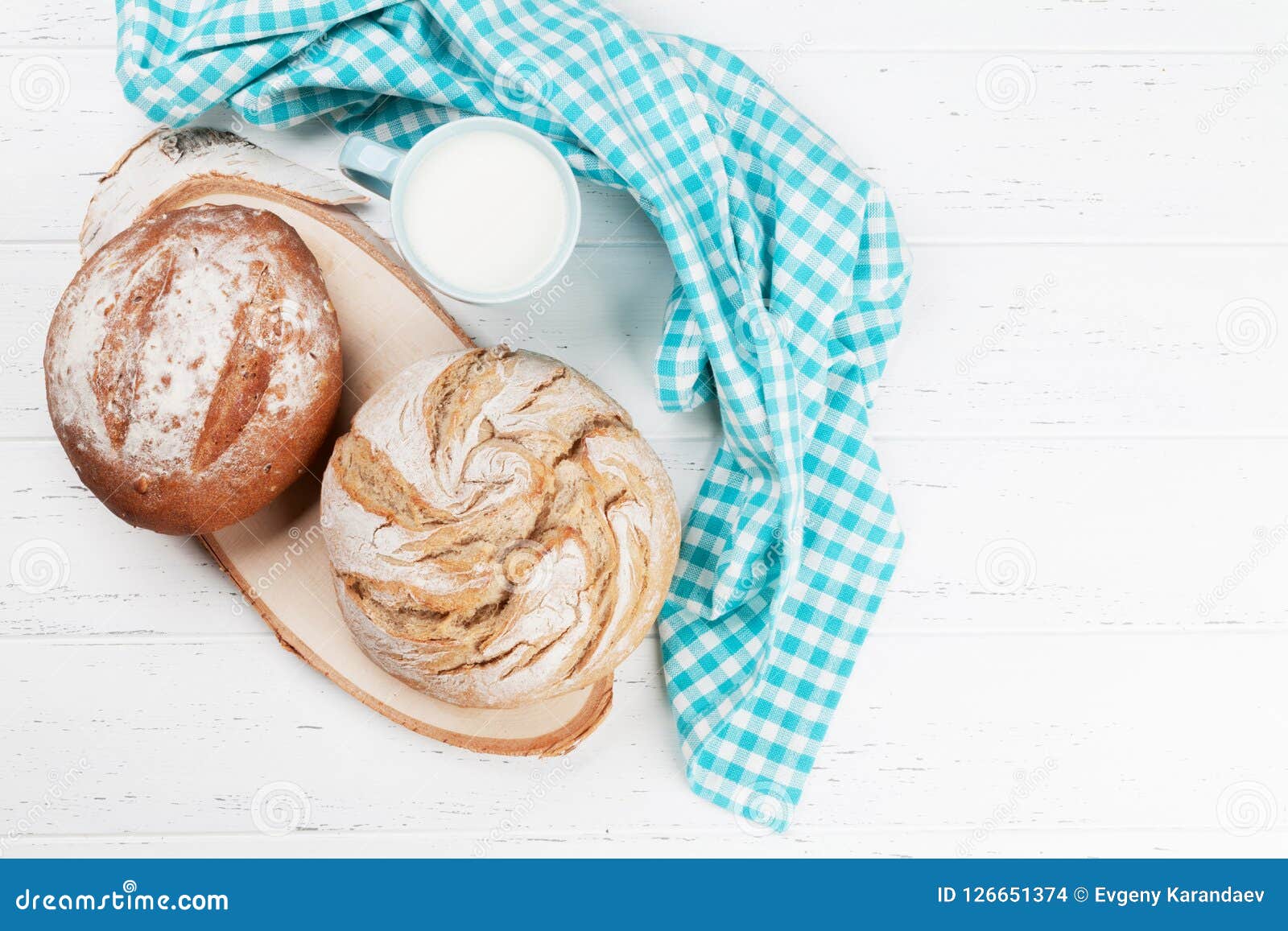 Pan Y Leche Crujientes Hechos En Casa Foto de archivo - Imagen de leche ...