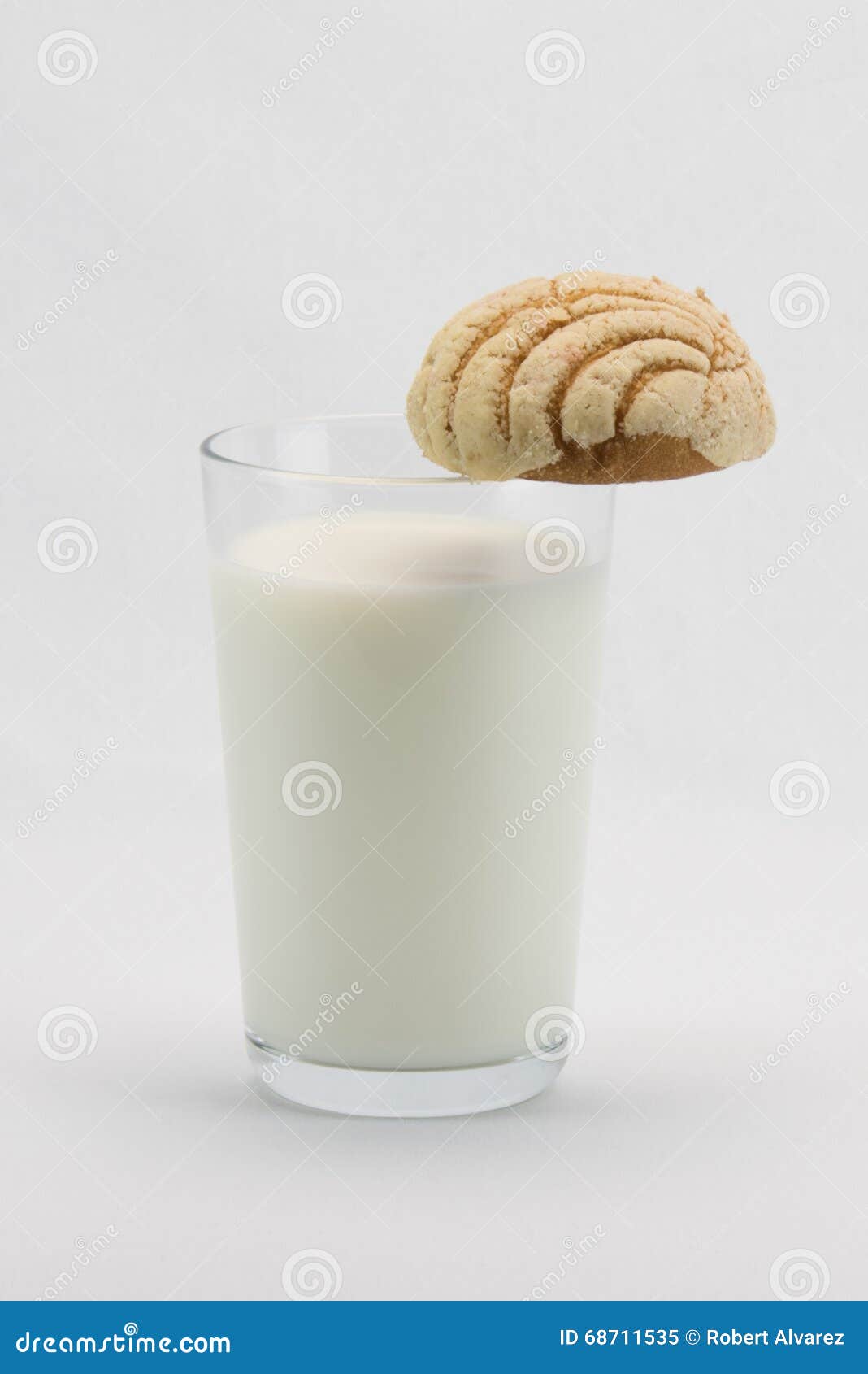 Pan y leche del Concha imagen de archivo. Imagen de postre - 68711535