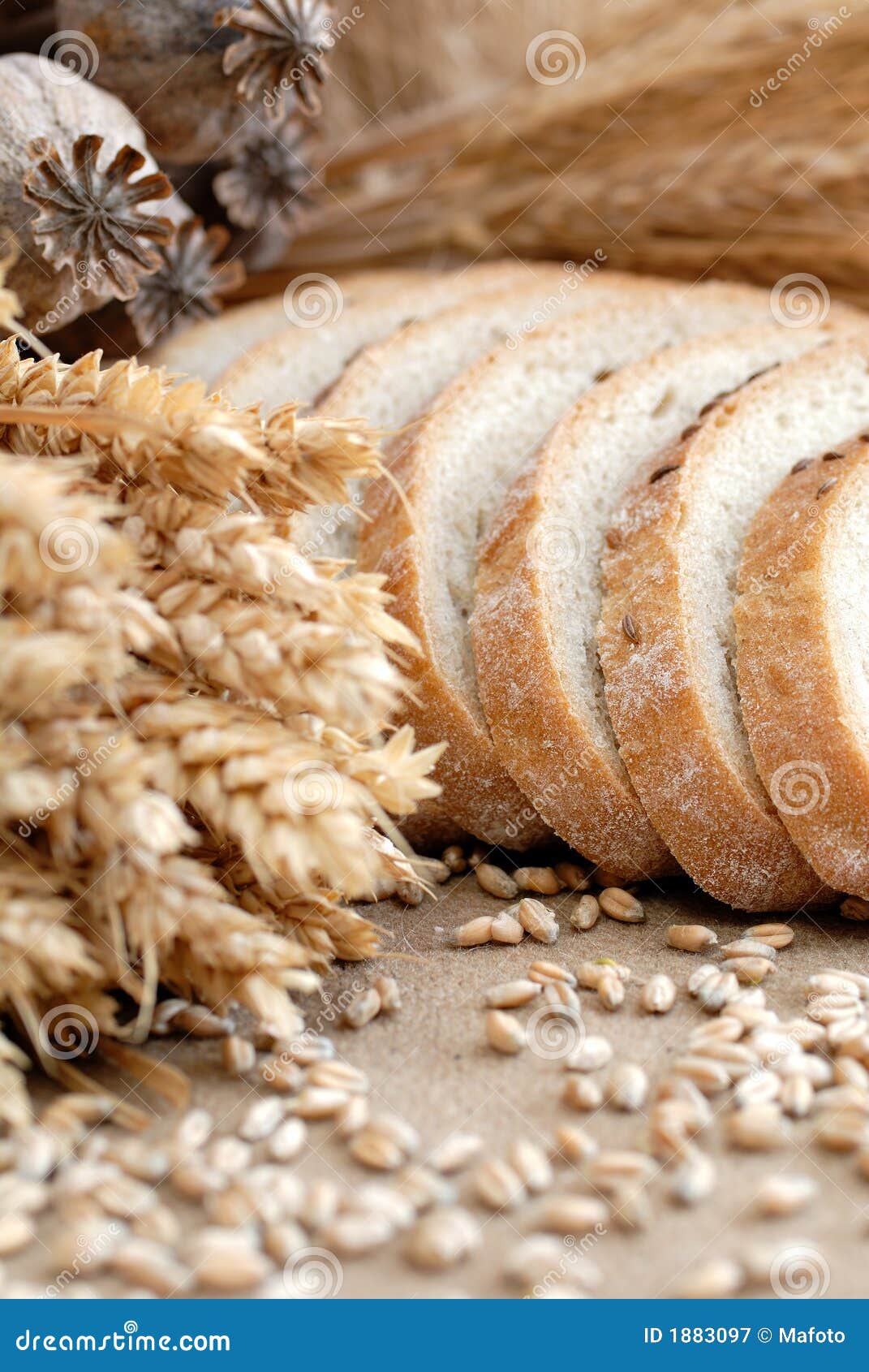 Pan y otro imagen de archivo. Imagen de cereal, cocina - 1883097