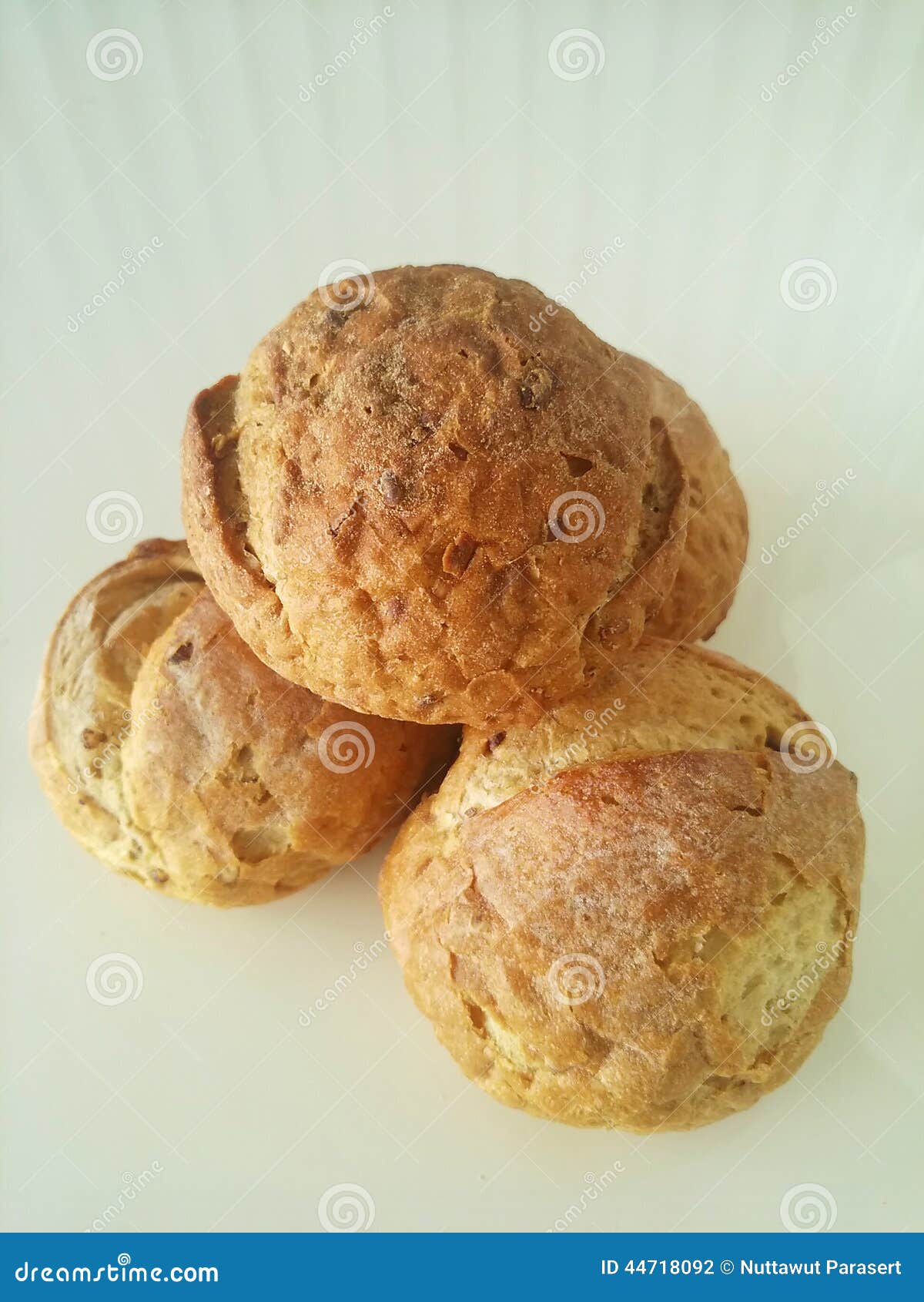 Pan Y Rollo En El Fondo Blanco Foto de archivo - Imagen de pasteles ...
