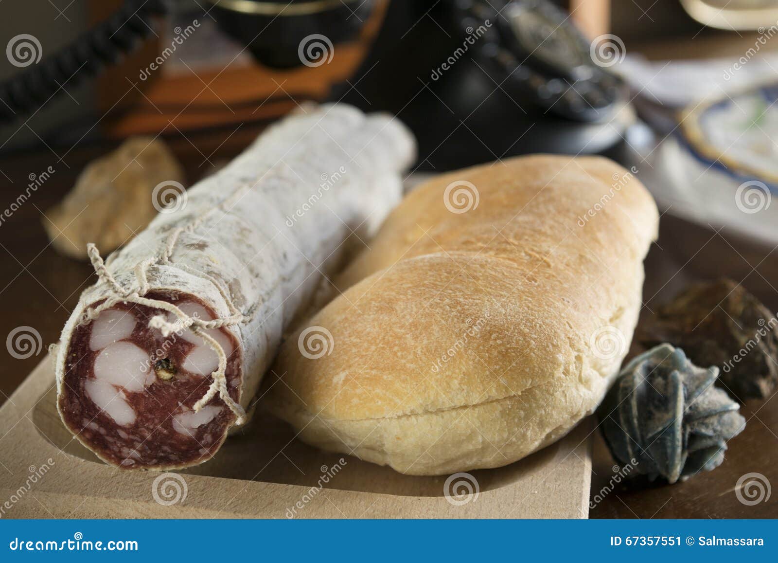 Pan Y Salami Para Un Rollo Llenado Imagen de archivo - Imagen de rotura ...