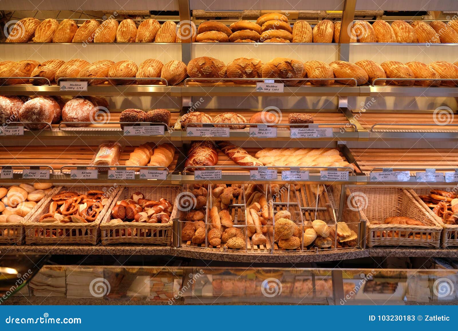 Panadería Moderna Con Los Diferentes Tipos De Pan Foto de archivo ...