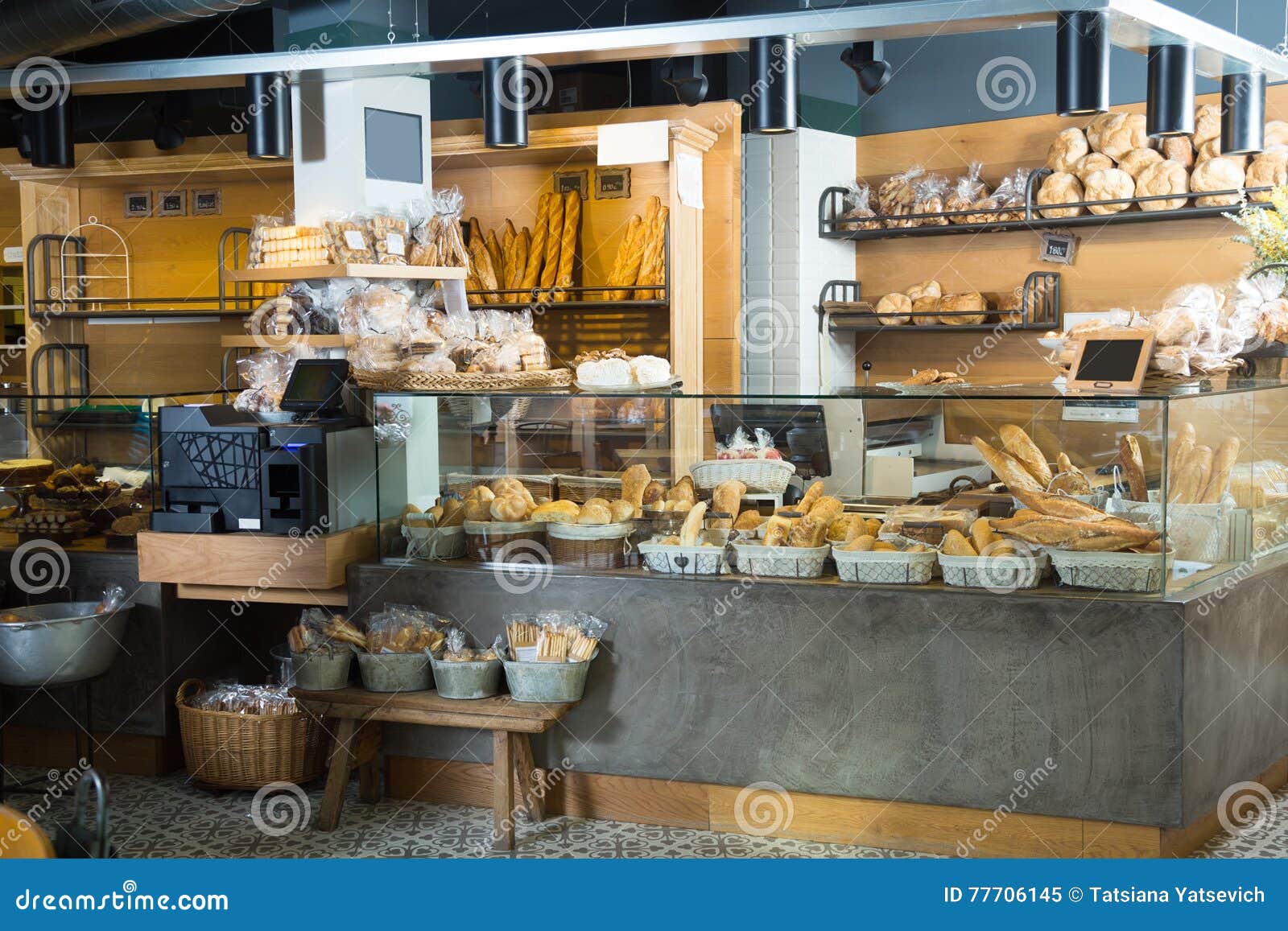 Panadería Moderna Con Los Diferentes Tipos De Pan Y De Bollos Imagen de ...