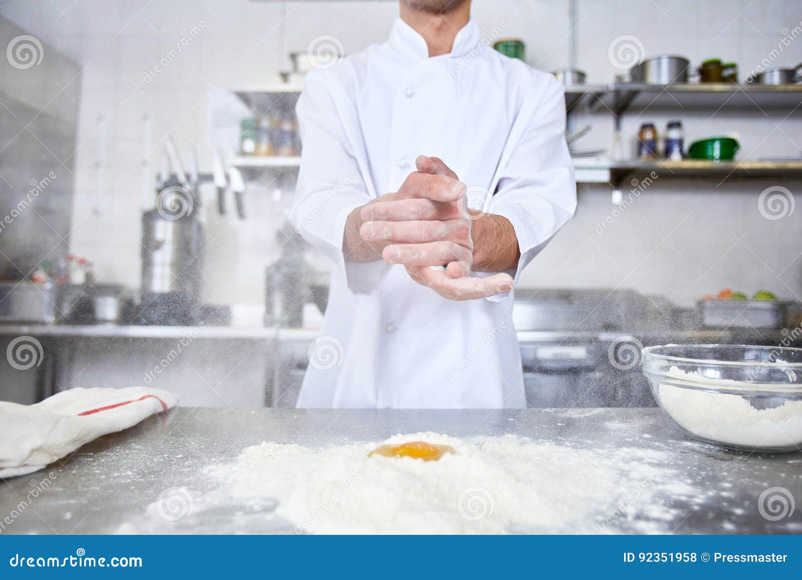 Panadero en el trabajo foto de archivo. Imagen de harina - 92351958