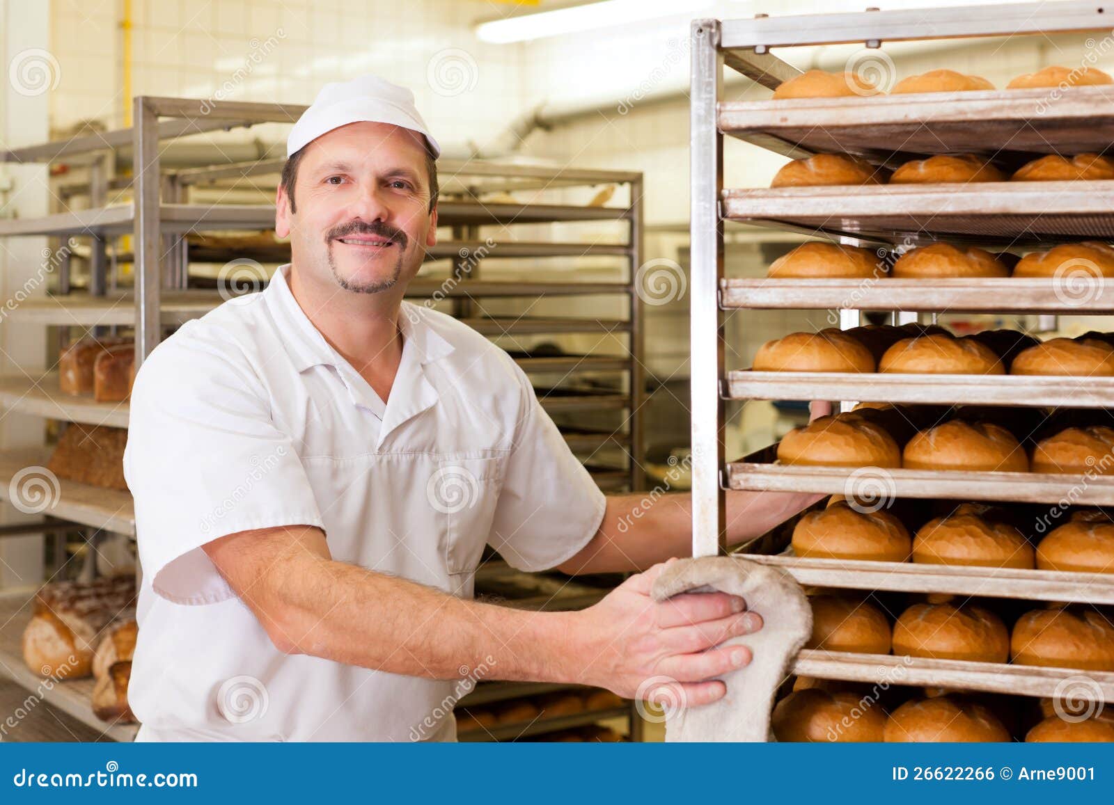 Panadero En Su Pan De La Hornada De La Panadería Foto de archivo - Imagen de panaderos, producto ...
