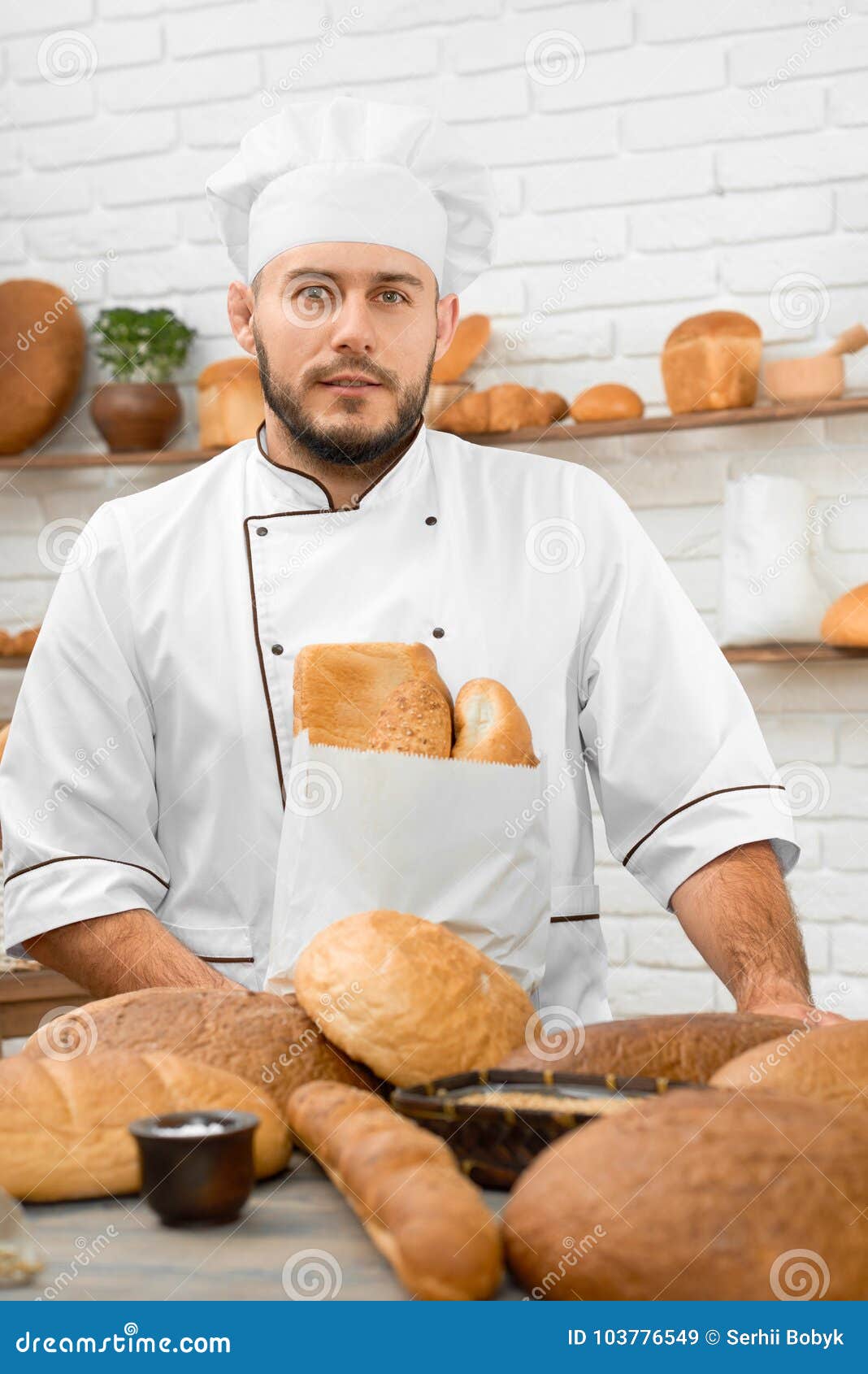 Panadero Profesional En Su Tienda Imagen de archivo - Imagen de fresco ...