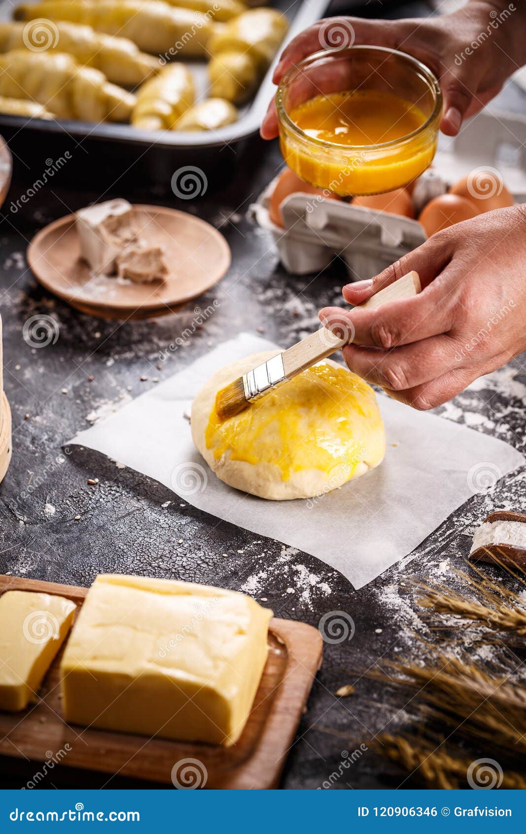 Panadero Que Pone El Huevo Batido Foto de archivo - Imagen de negro ...